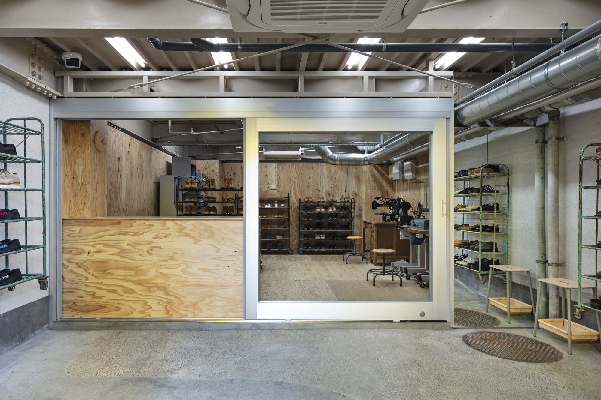 Gallery of Circulation Retail and Repair Workshop / DDAA - 3