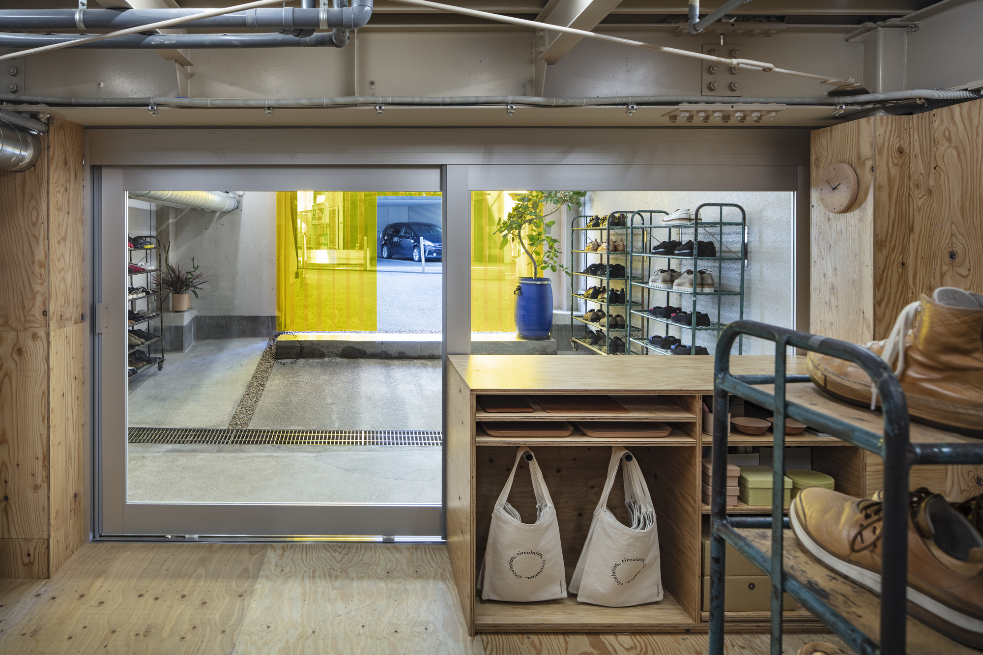 Gallery of Circulation Retail and Repair Workshop / DDAA - 10