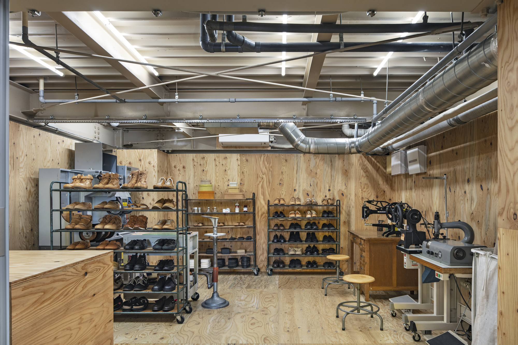 Gallery of Circulation Retail and Repair Workshop / DDAA - 5