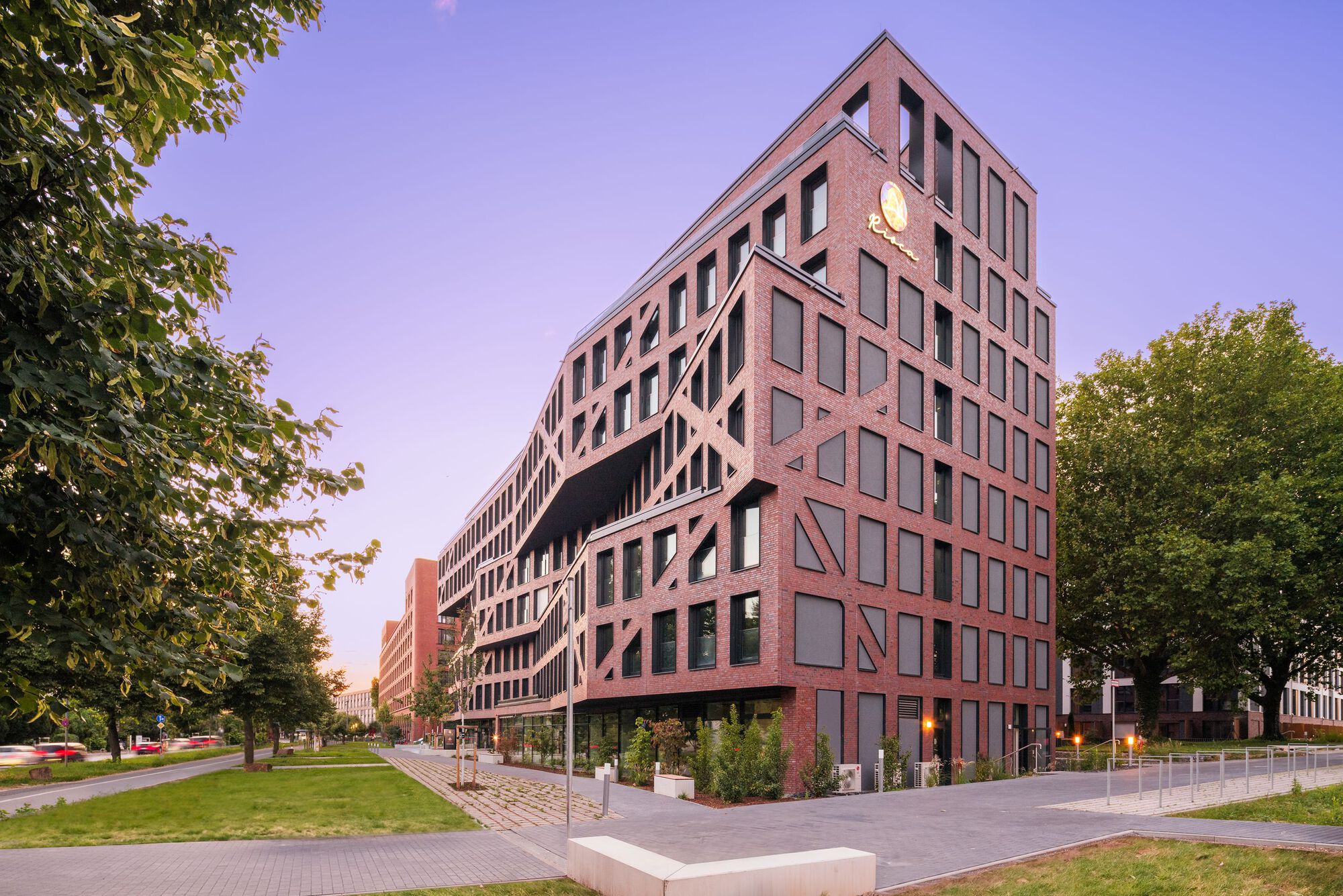 Galeria de Hotel e Co-Living para Jovens iLive Frankfurt / HWKN ...