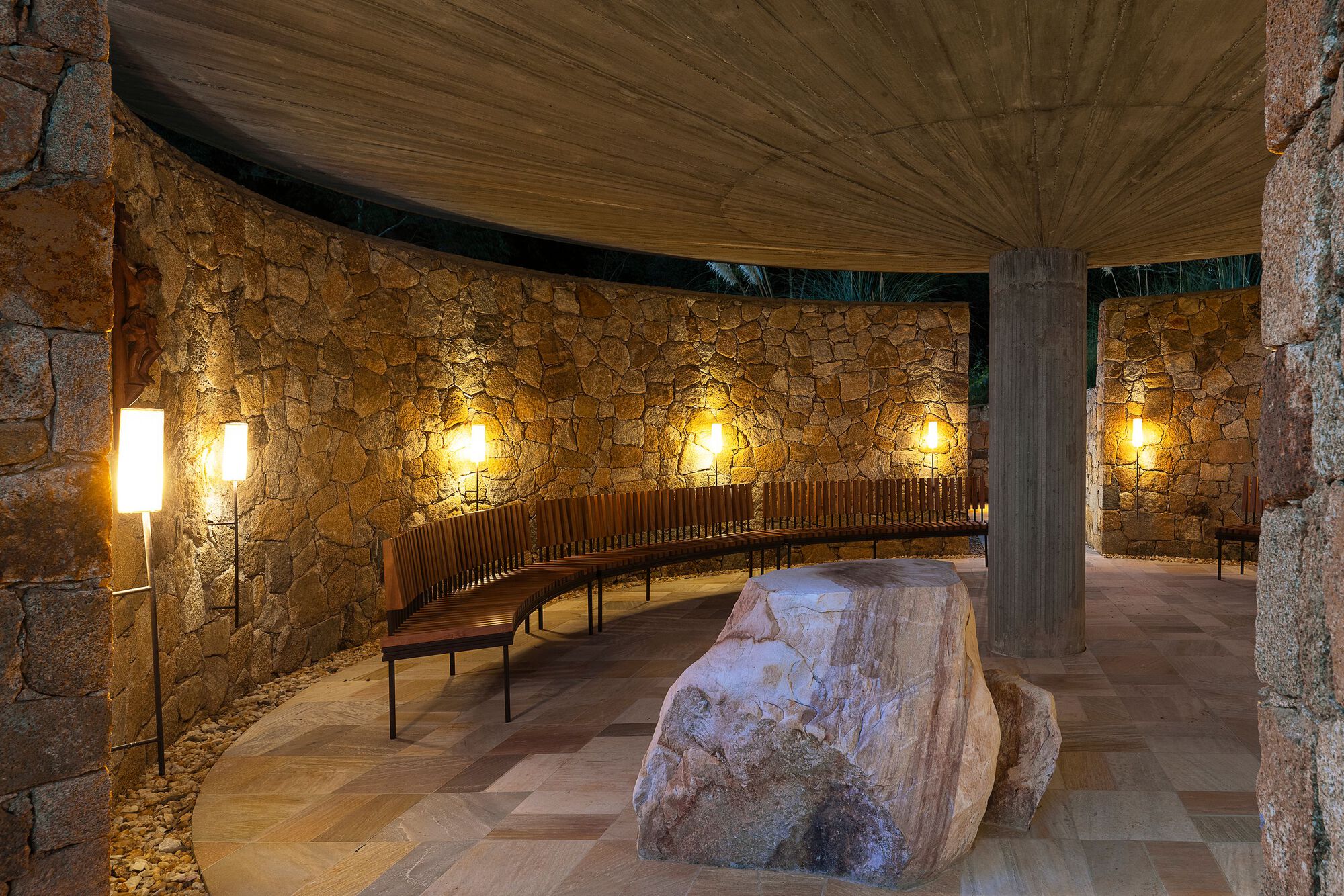 Gallery of Chapel at the Foot of the São José Mountain Range / MACh ...