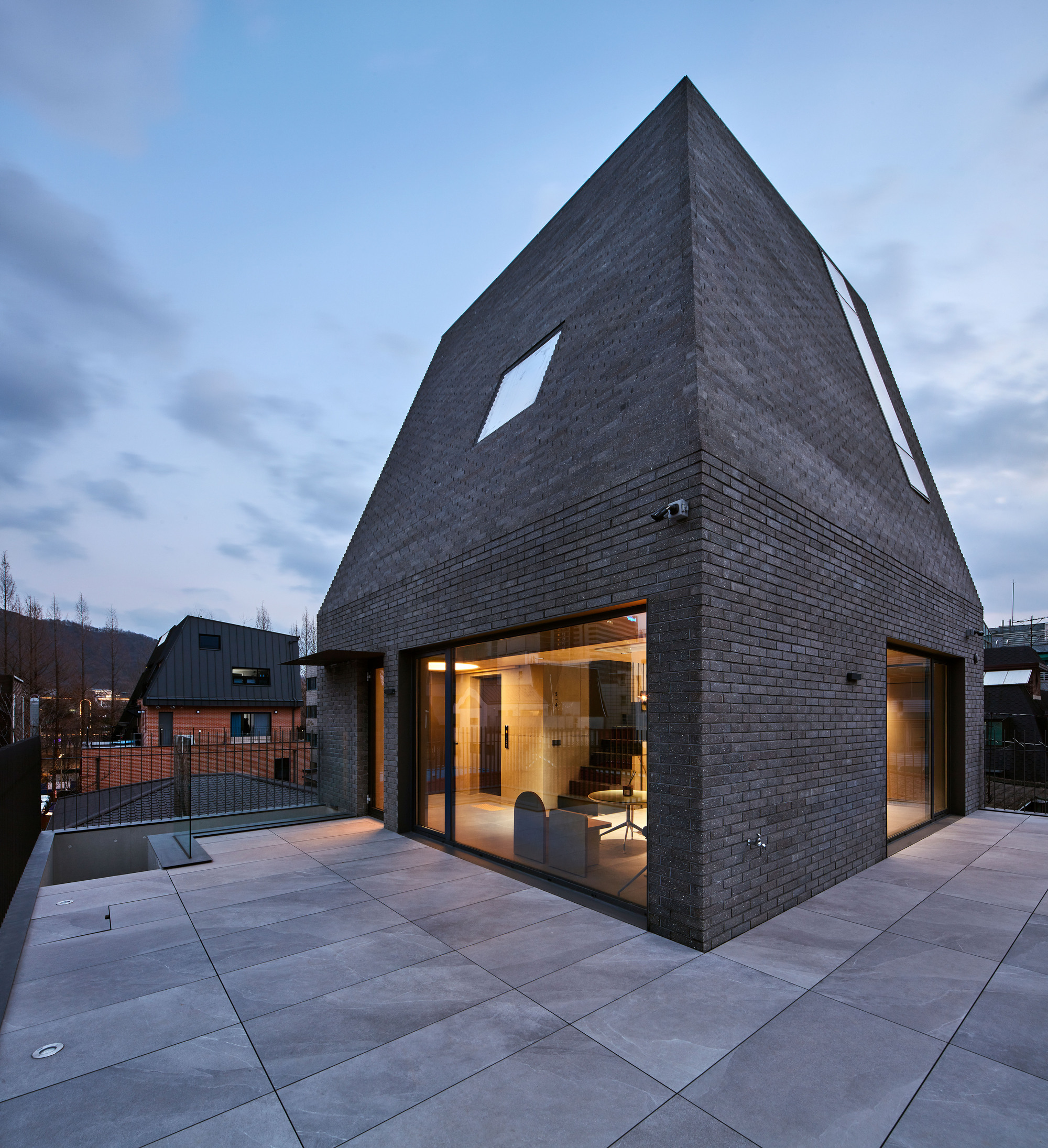 UjooHyun Neighbourhood Living Facility / Chun Architects | ArchDaily
