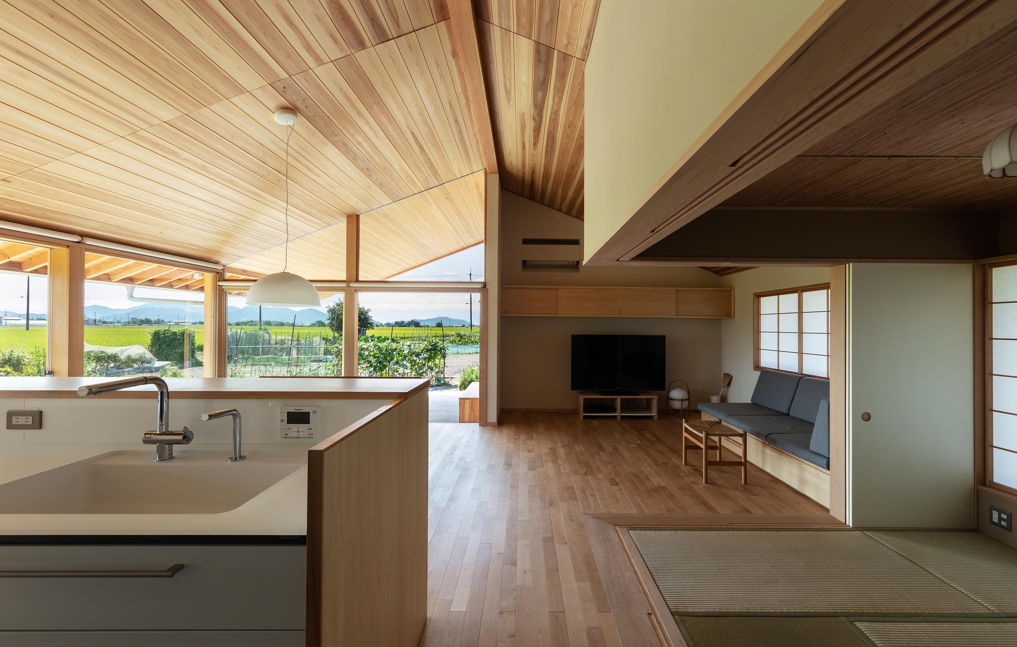 Gallery of House in Koto / Uno Architects - 7