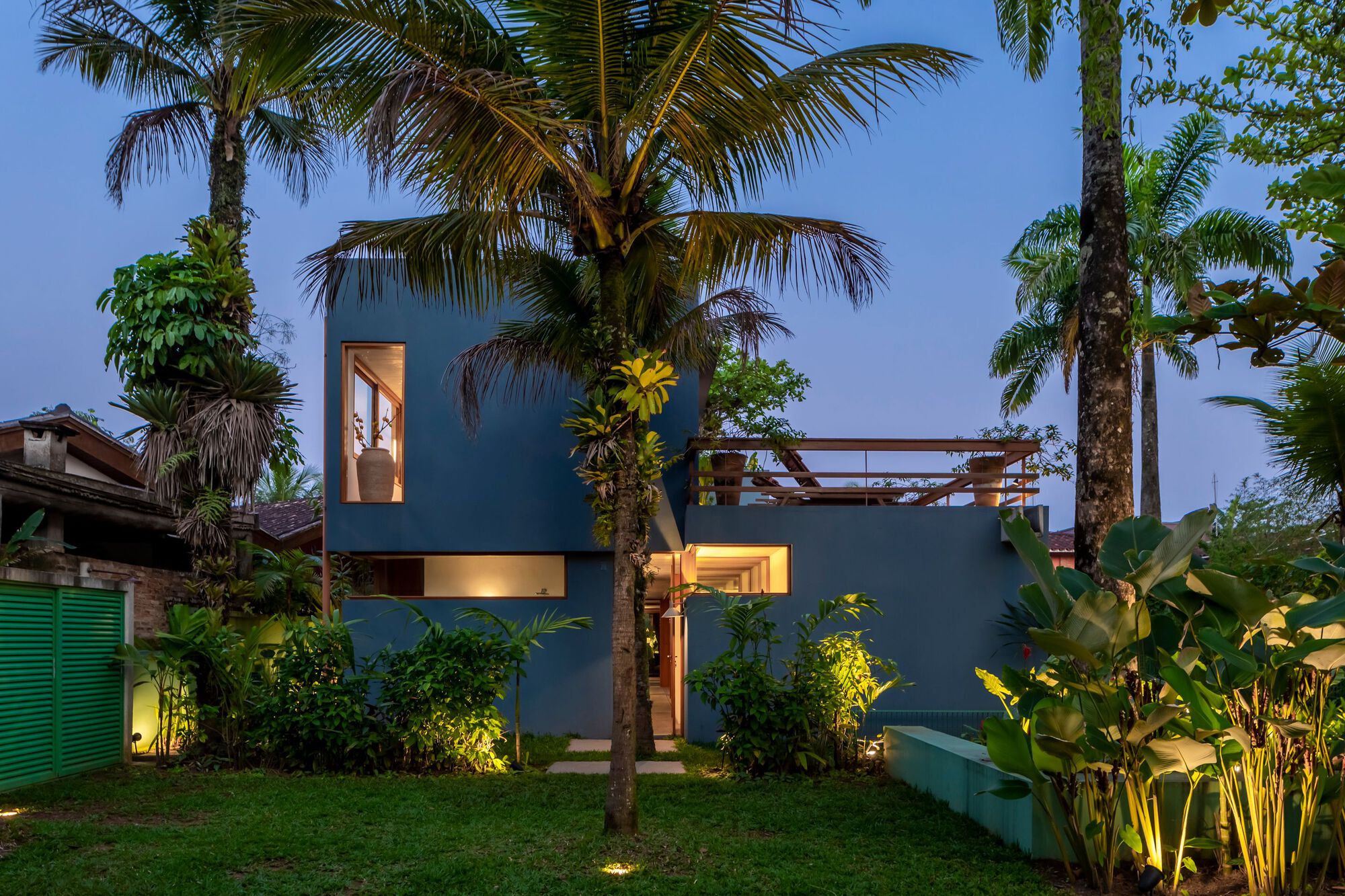 Gallery of House on Baleia Beach / André Vainer Arquitetos - 11