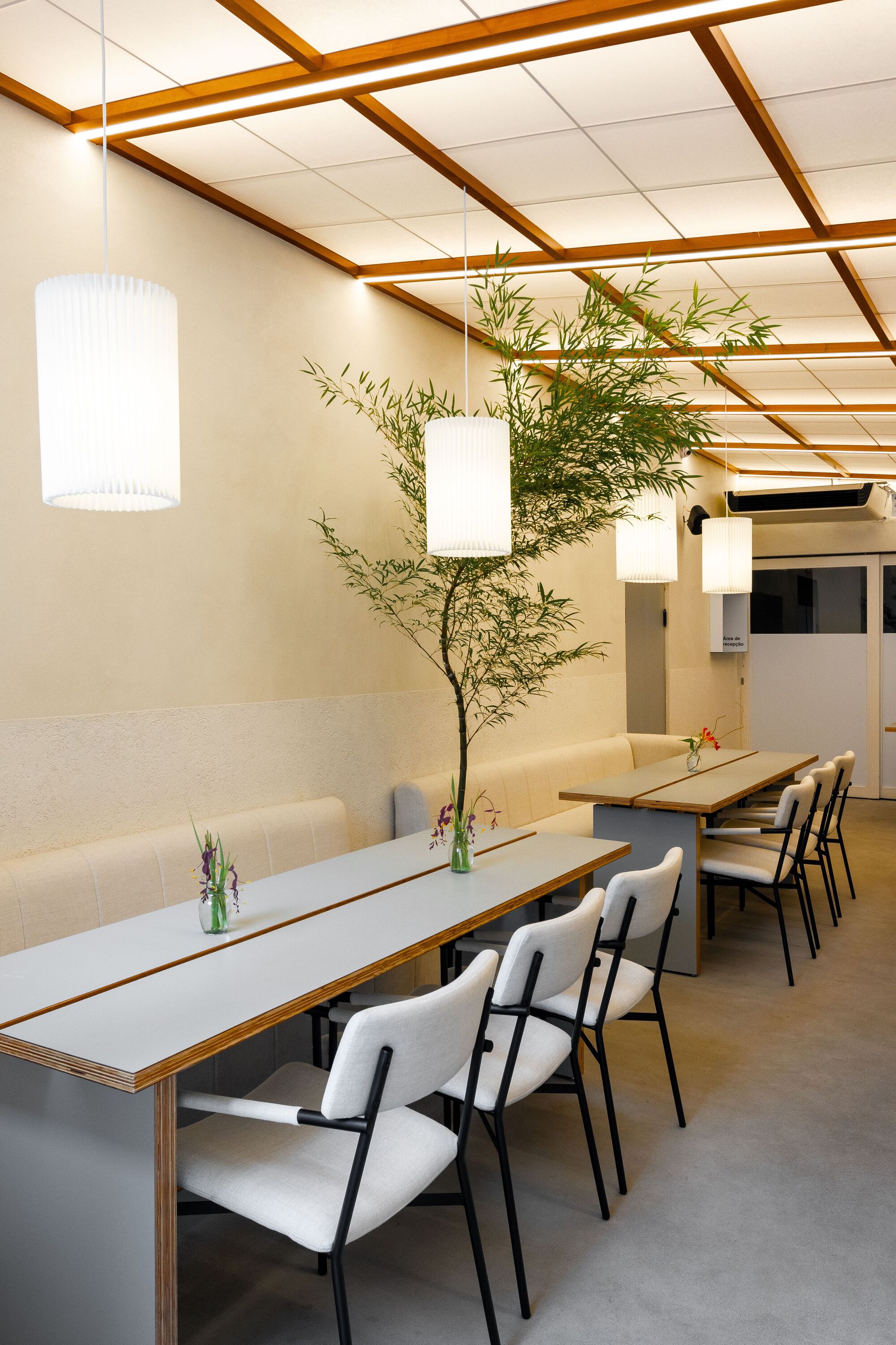 Galería de Komah Bakery panadería y café / Amanda Carvalho + Trema ...