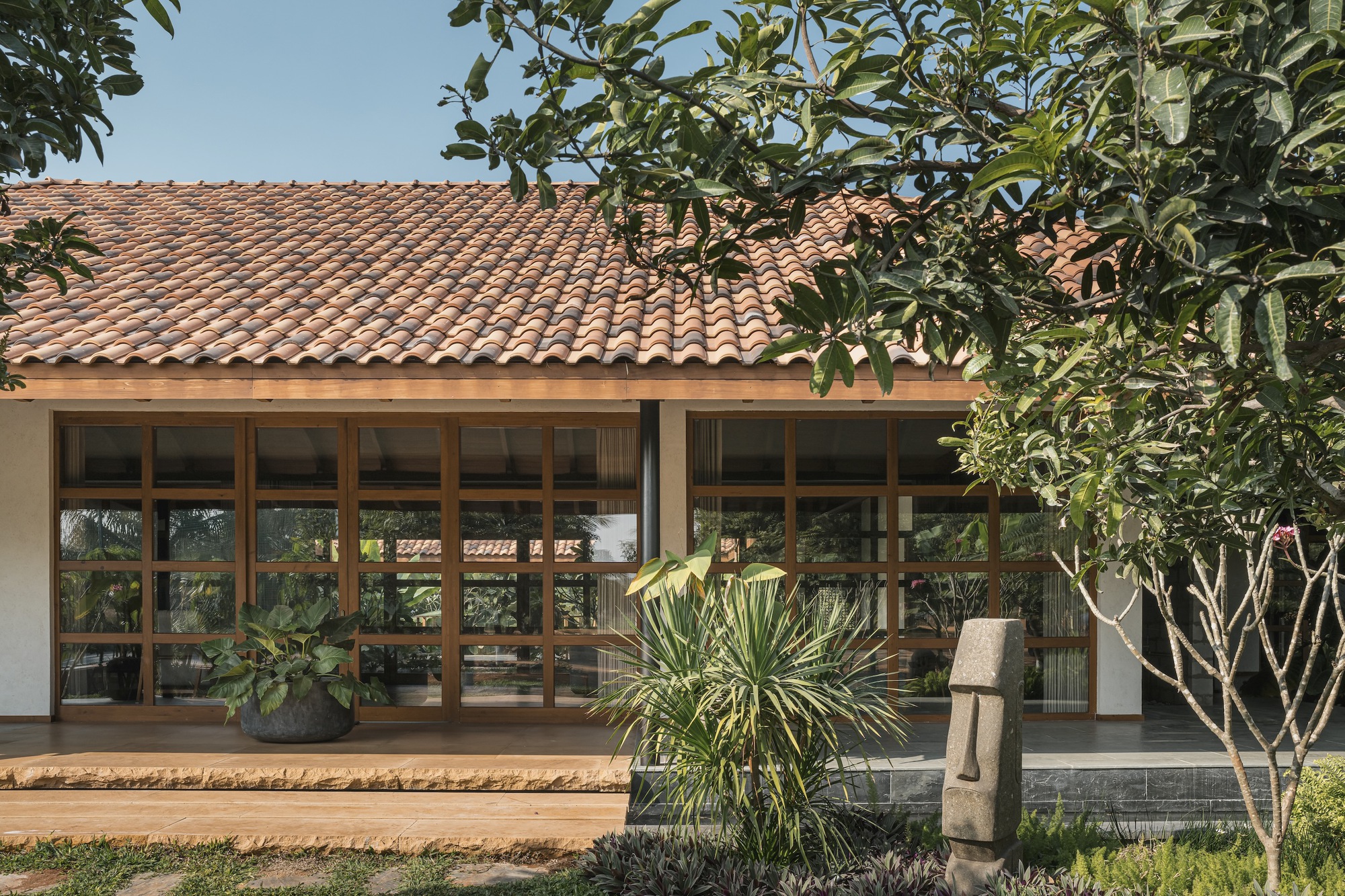 Gallery of Courtyard House / 23 Degrees Design Shift - 18