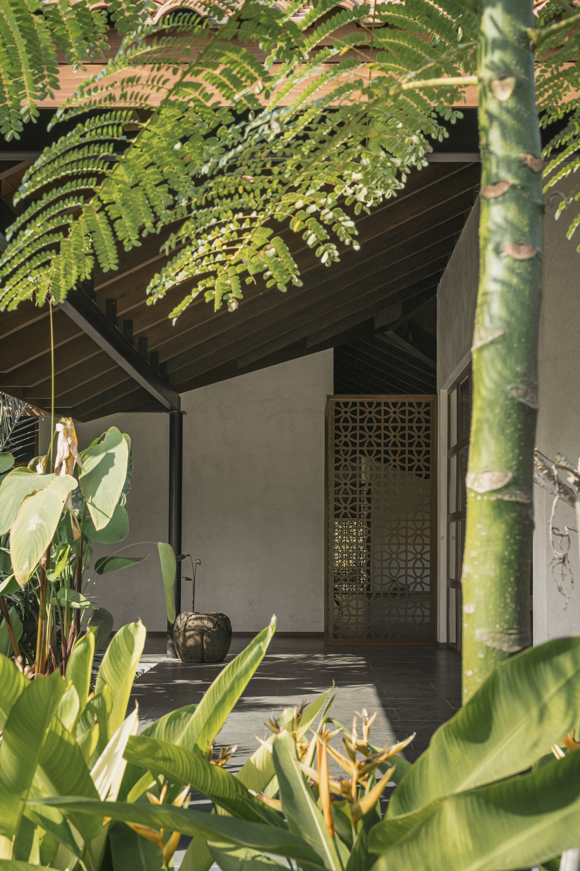 Gallery of Courtyard House / 23 Degrees Design Shift - 21