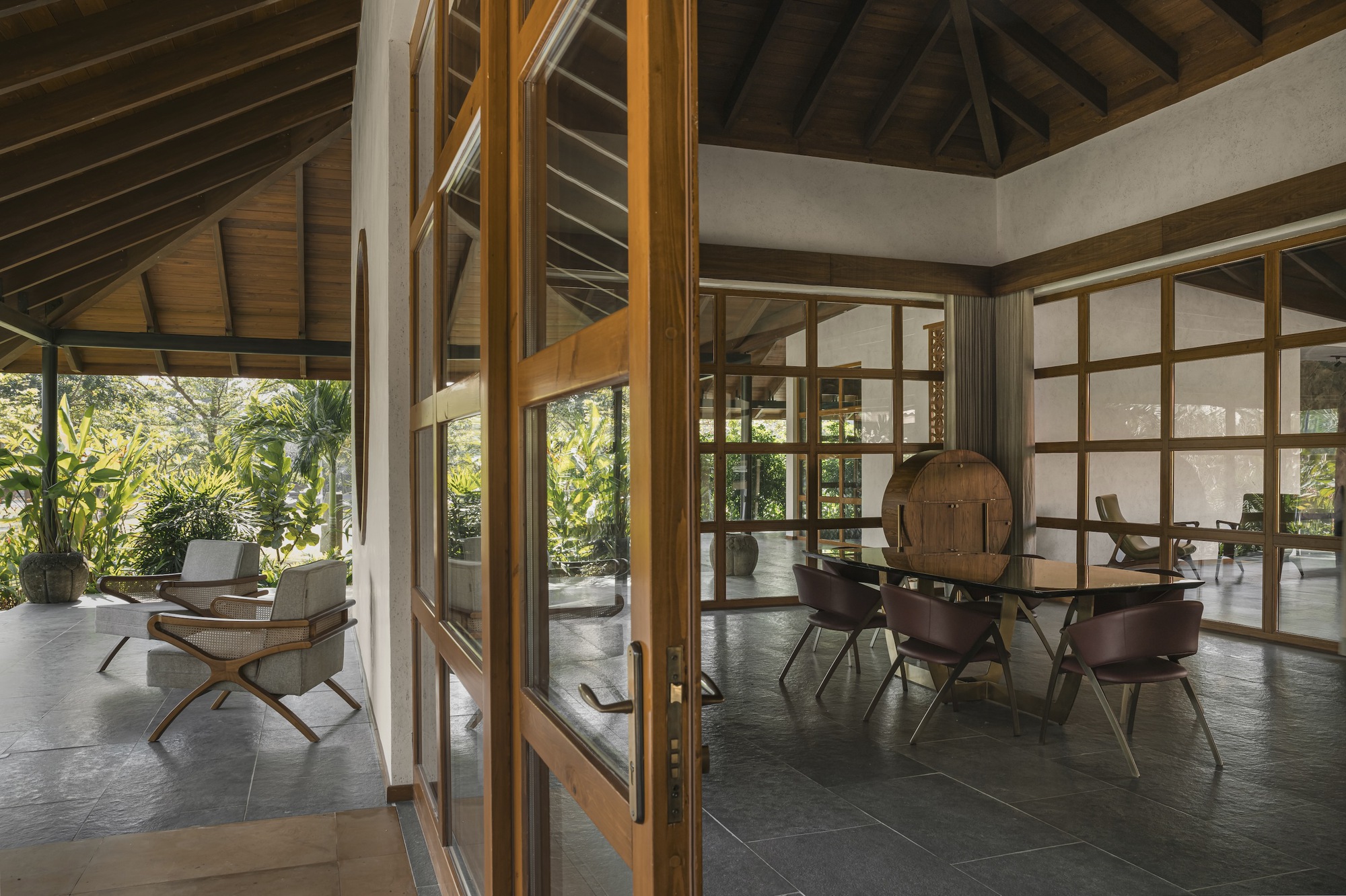 Gallery of Courtyard House / 23 Degrees Design Shift - 14