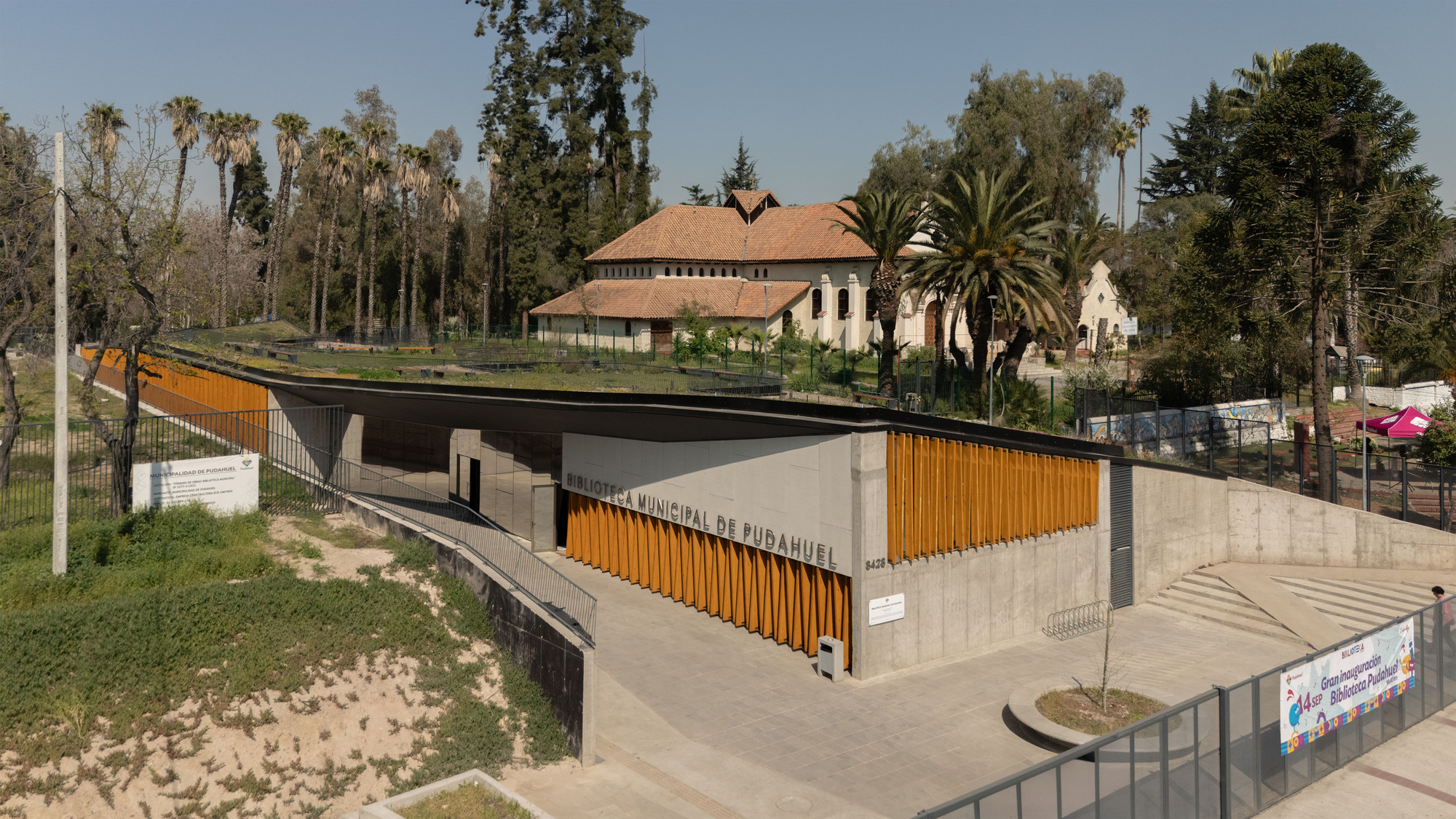 Biblioteca Municipal de Pudahuel / Matías Córdoba y Claudio Iglesias ...