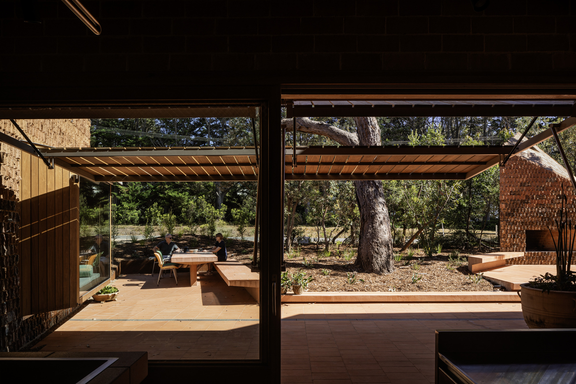 Galeria de Casa de Praia Burnt Earth / Wardle - 17
