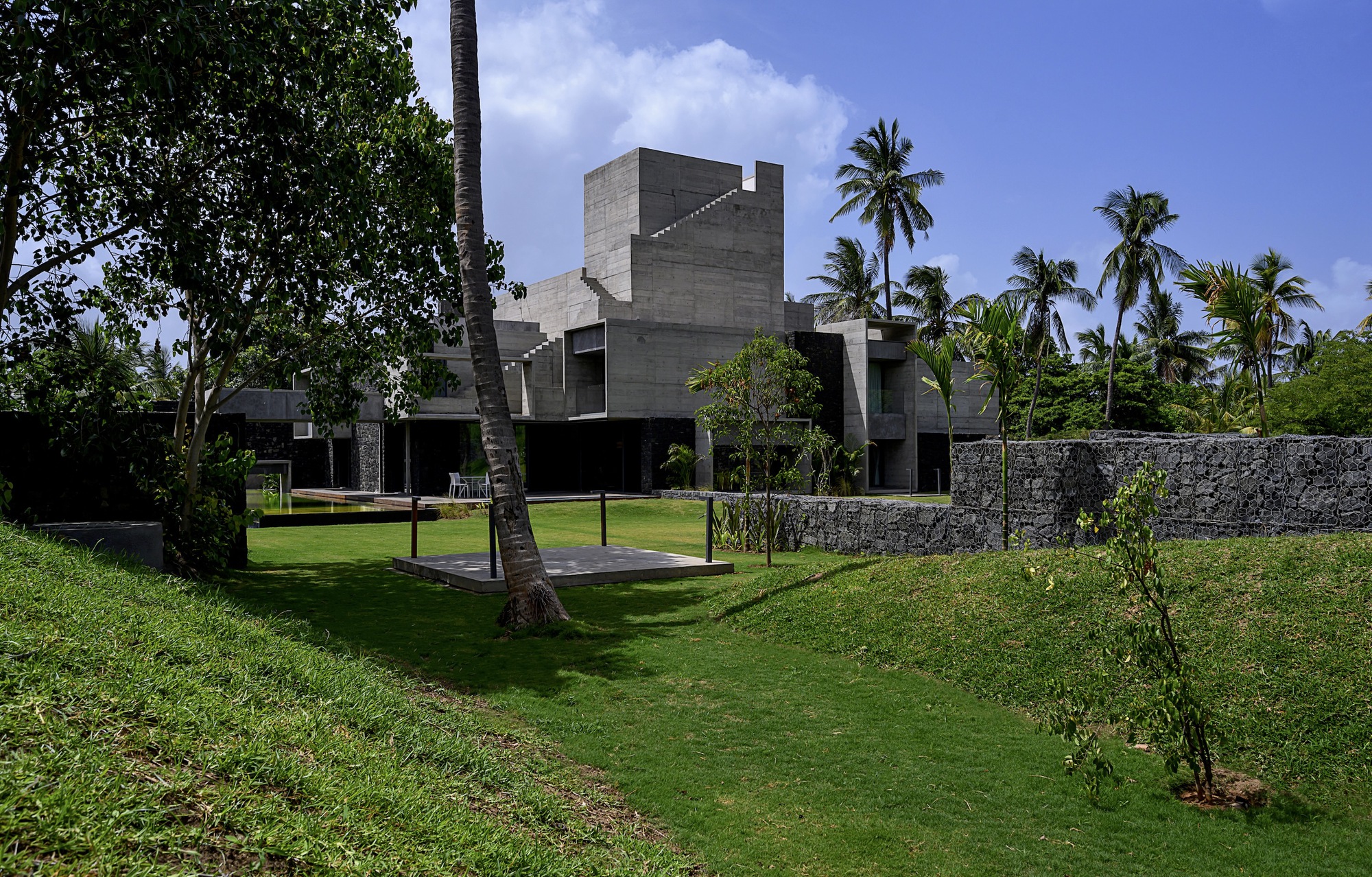 Gallery of 150 Steps up to the Sea House / Matharoo Associates - 16