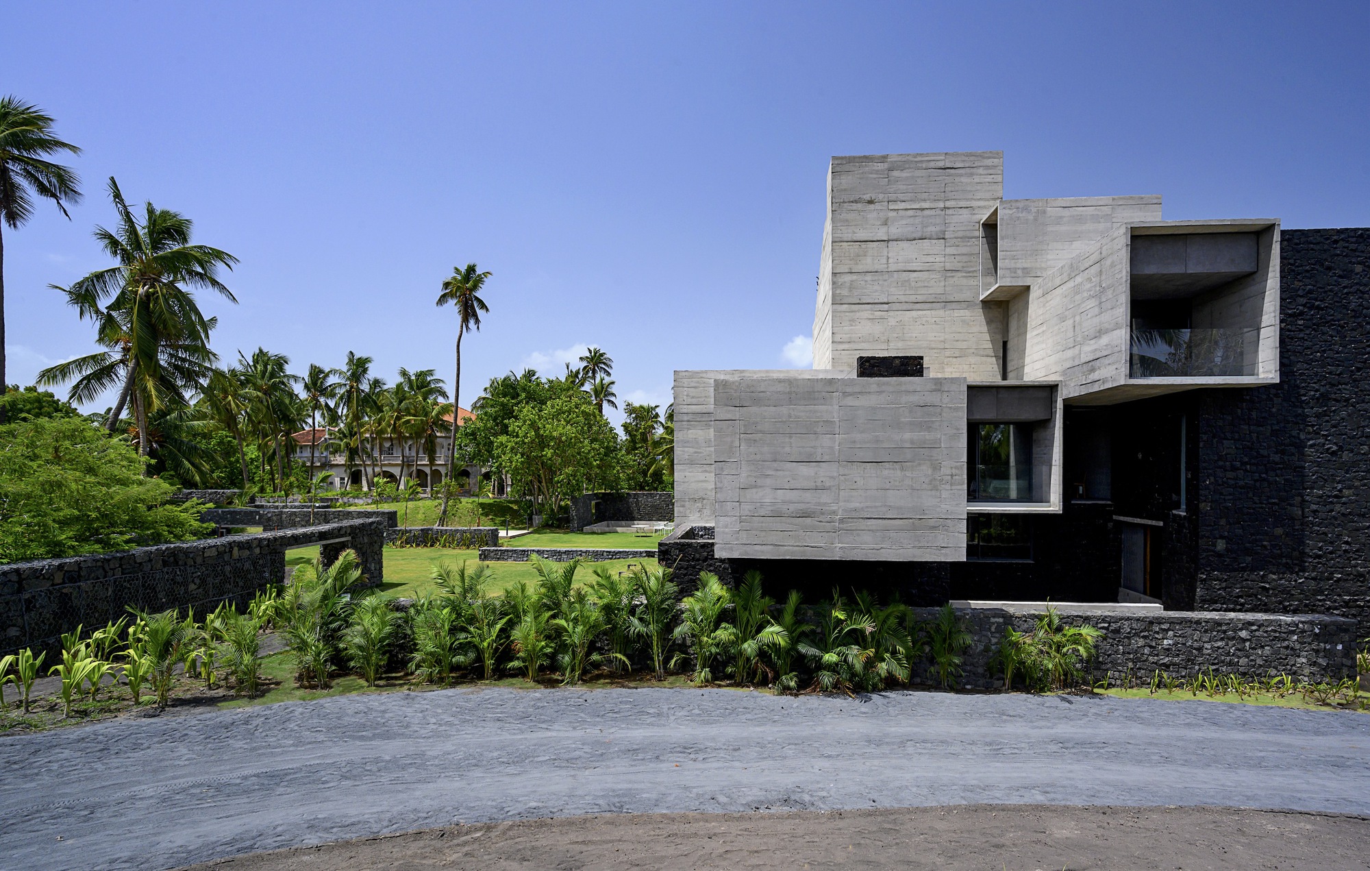 Gallery of 150 Steps up to the Sea House / Matharoo Associates - 17