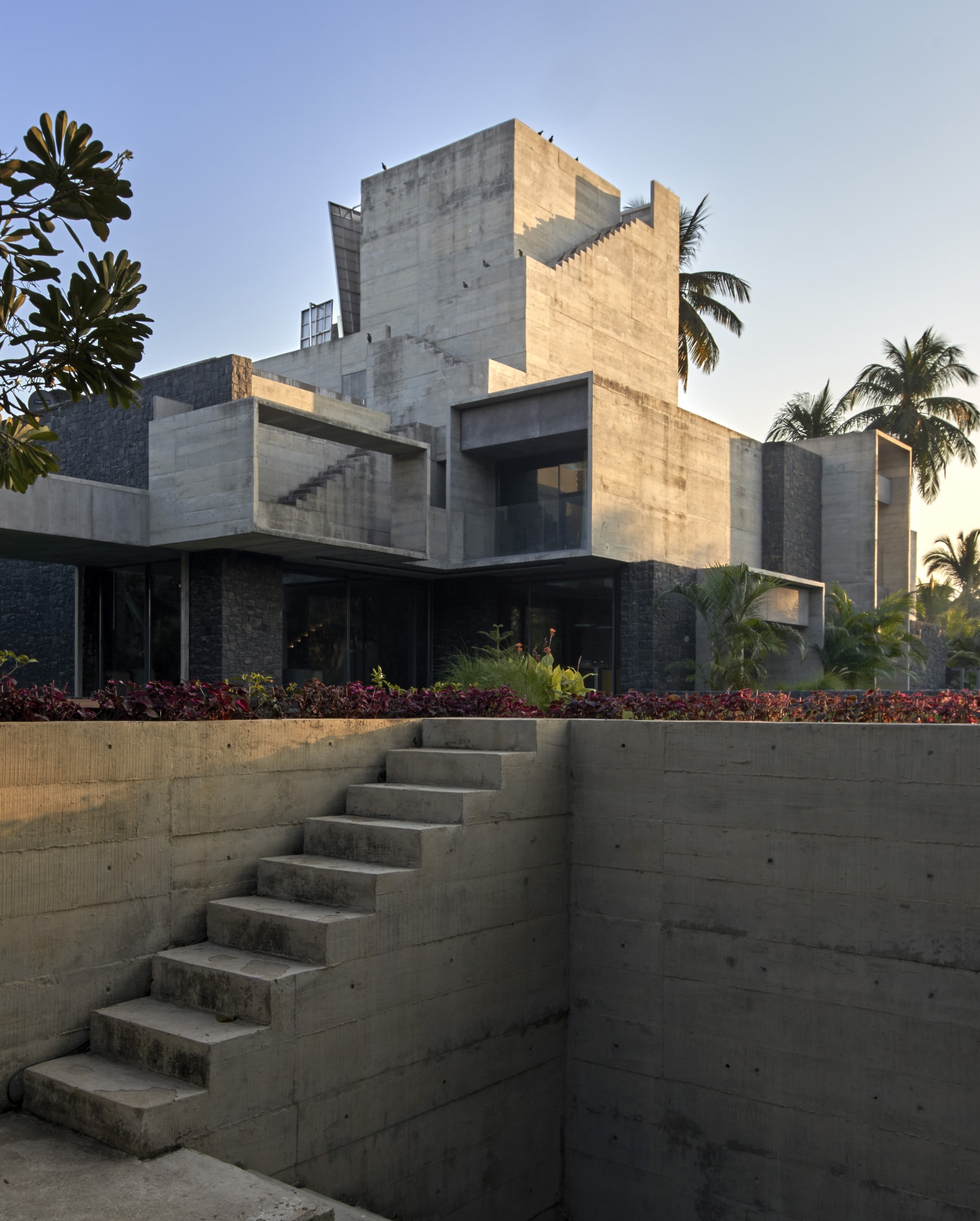 Galeria de 150 passos até a Casa do Mar / Matharoo Associates - 6