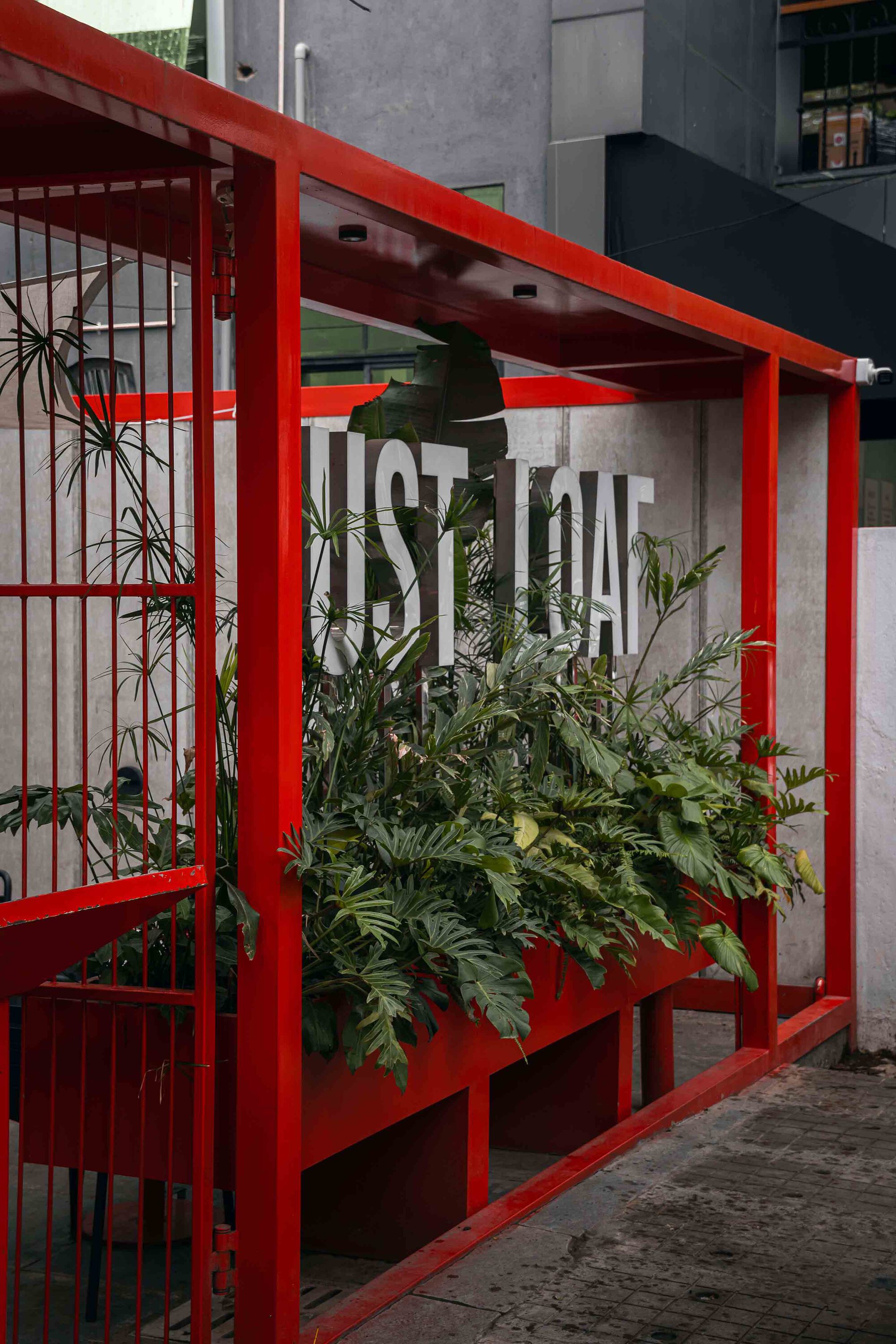 Galeria de Restaurante Just Loaf Bangalore / Cochin Creative Collective ...