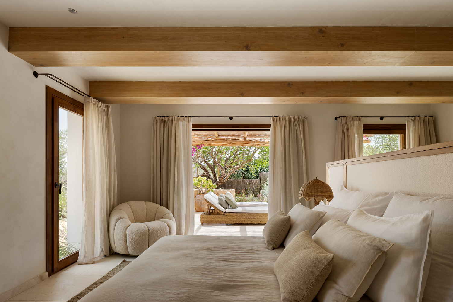 Galería de Bougainvillea Villa / LUV Studio - 13