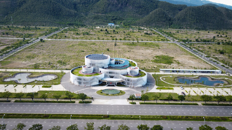 Da Nang Hi-Tech Park Headquarters Building / HUNI Architectes | ArchDaily