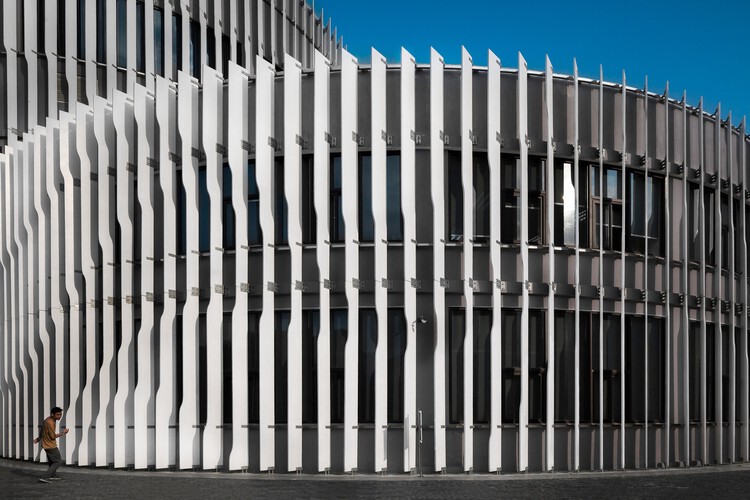 Da Nang Hi-Tech Park Headquarters Building / HUNI Architectes | ArchDaily