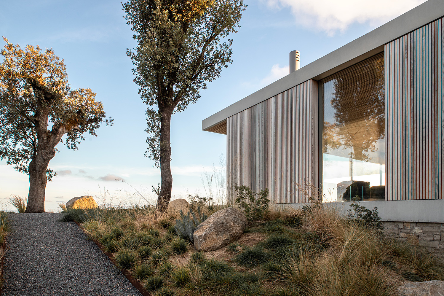 Gallery of Frameless is More: How Minimalist Windows Shape ...