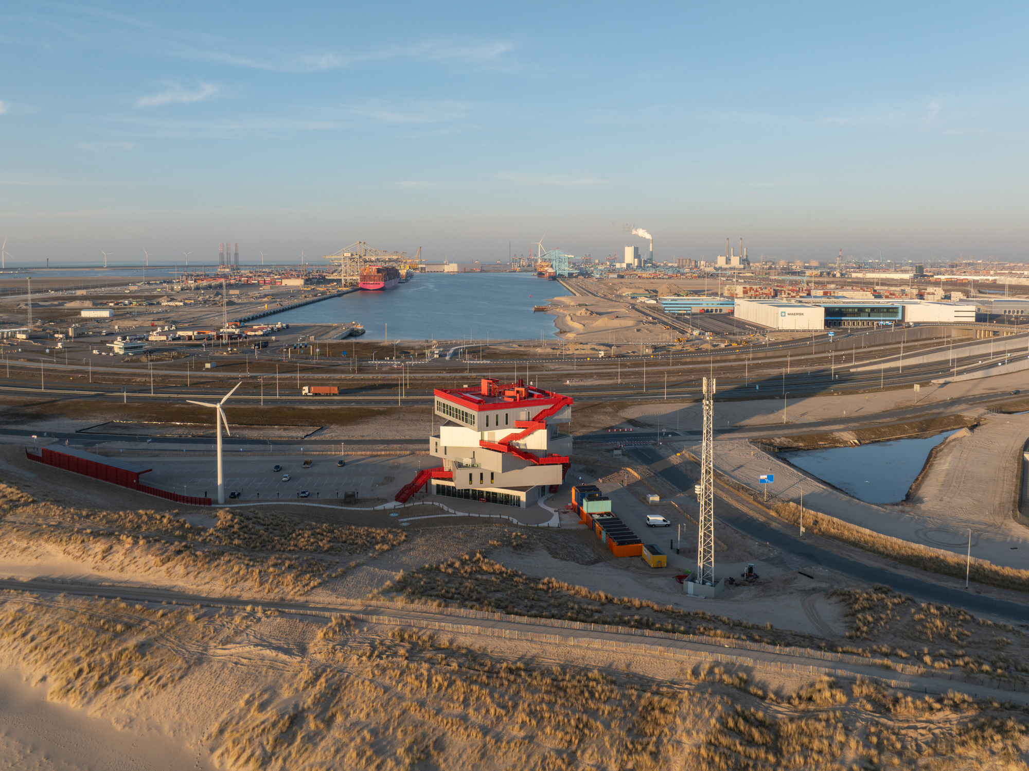 Gallery of Portlantis Visitor and Exhibition Center / MVRDV - 10