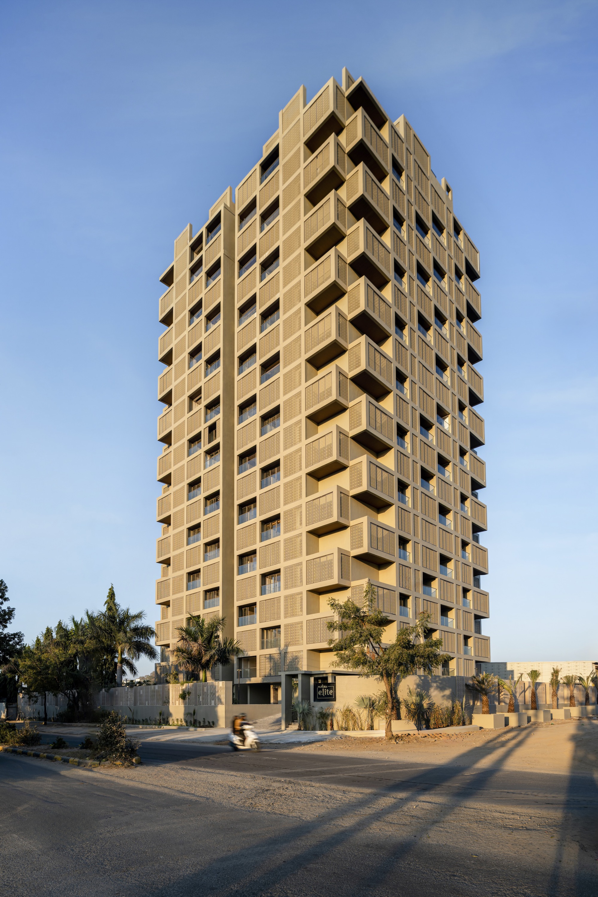 Gallery of SCREEN 504 Residential Building / Sanjay Puri Architects - 2