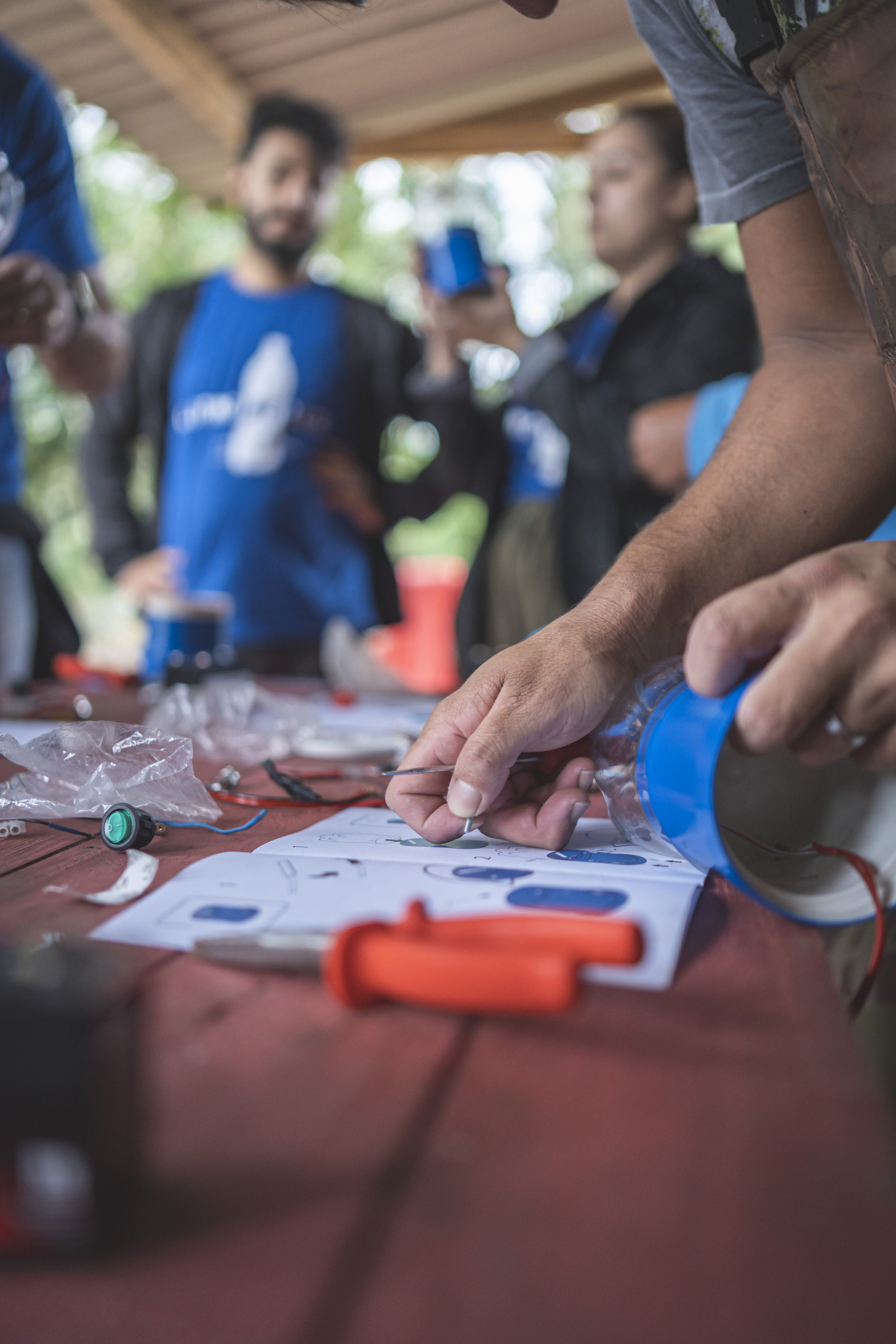 Galeria de Luz que Cura: O Impacto do Litro de Luz no Bem-Estar de Comunidades - 27