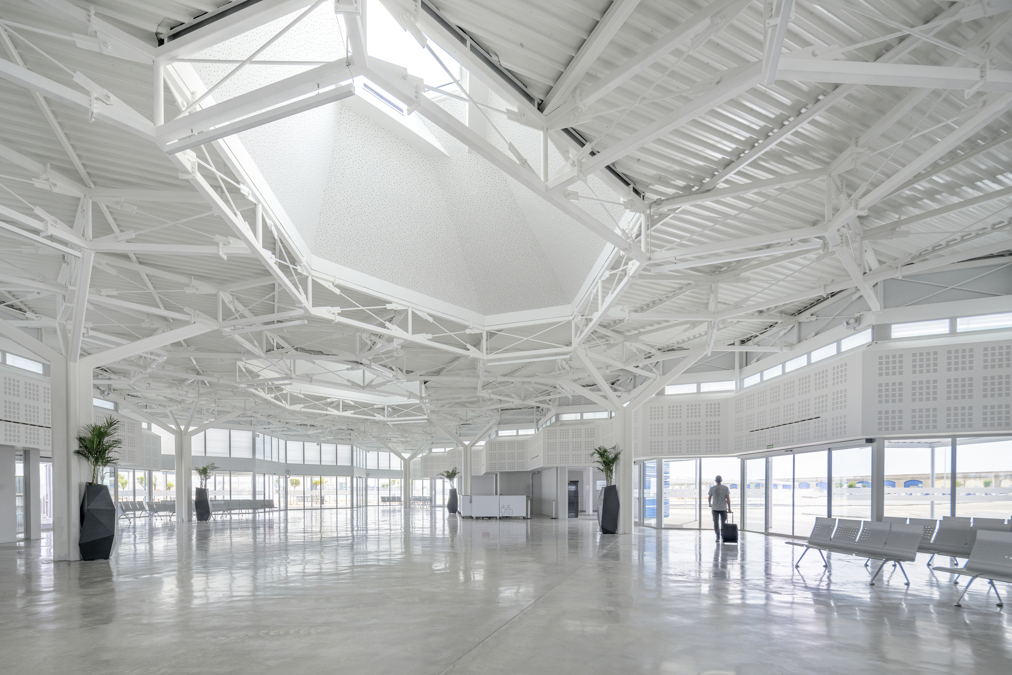 Gallery of Tarragona Public Passenger Terminal / Hombre de Piedra ...