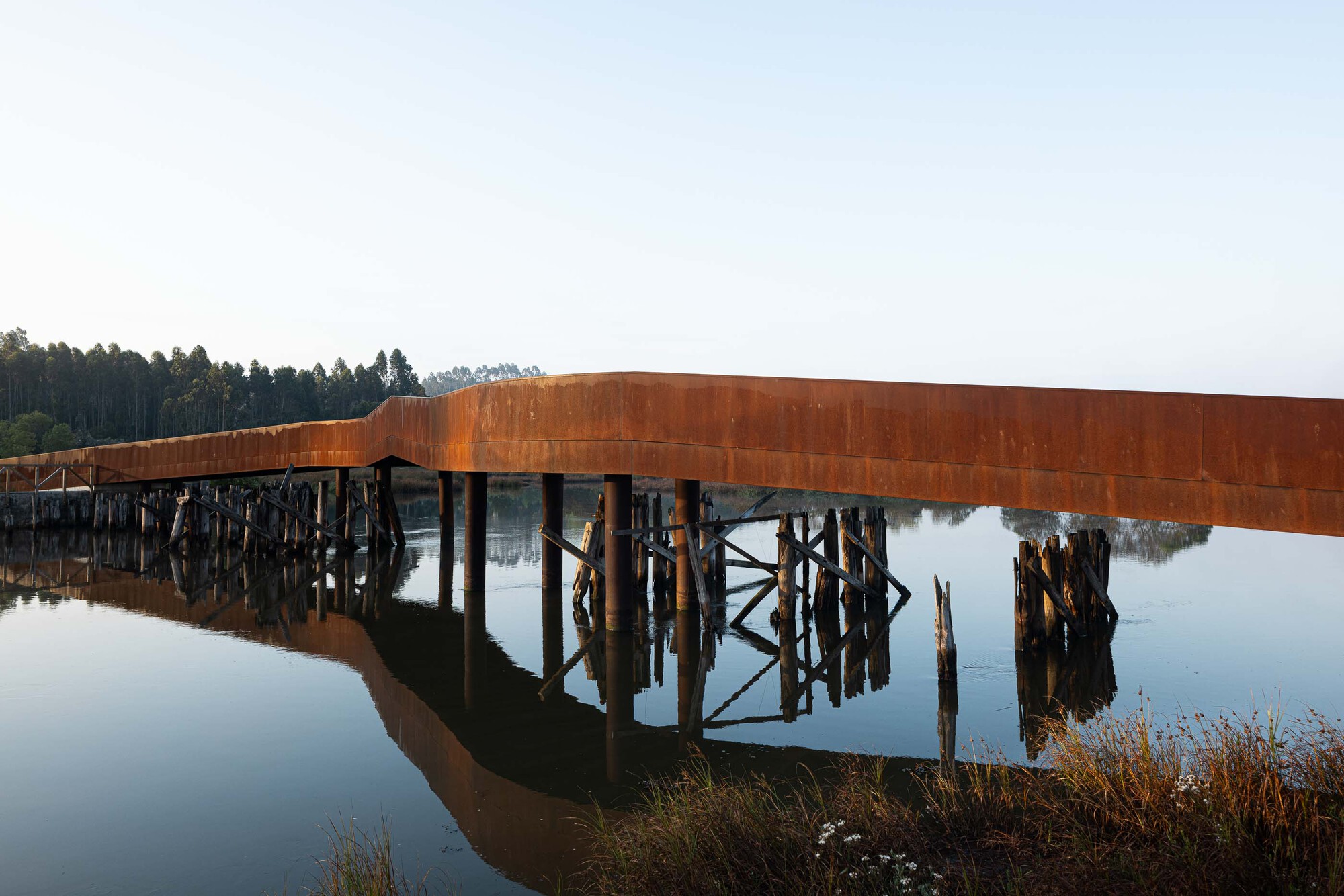 Gallery of Cycle and Pedestrian Crossing Over the Fareja Bridge ...