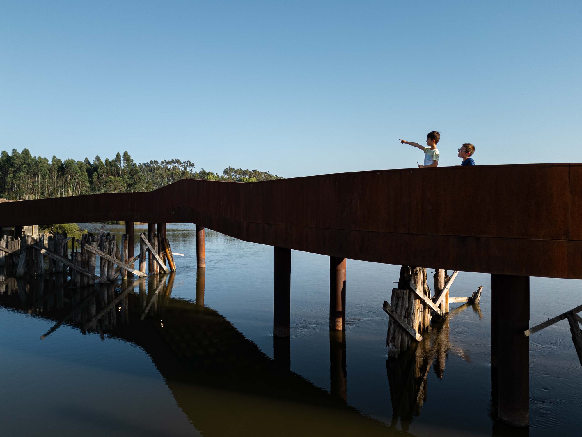 Gallery of Cycle and Pedestrian Crossing Over the Fareja Bridge ...