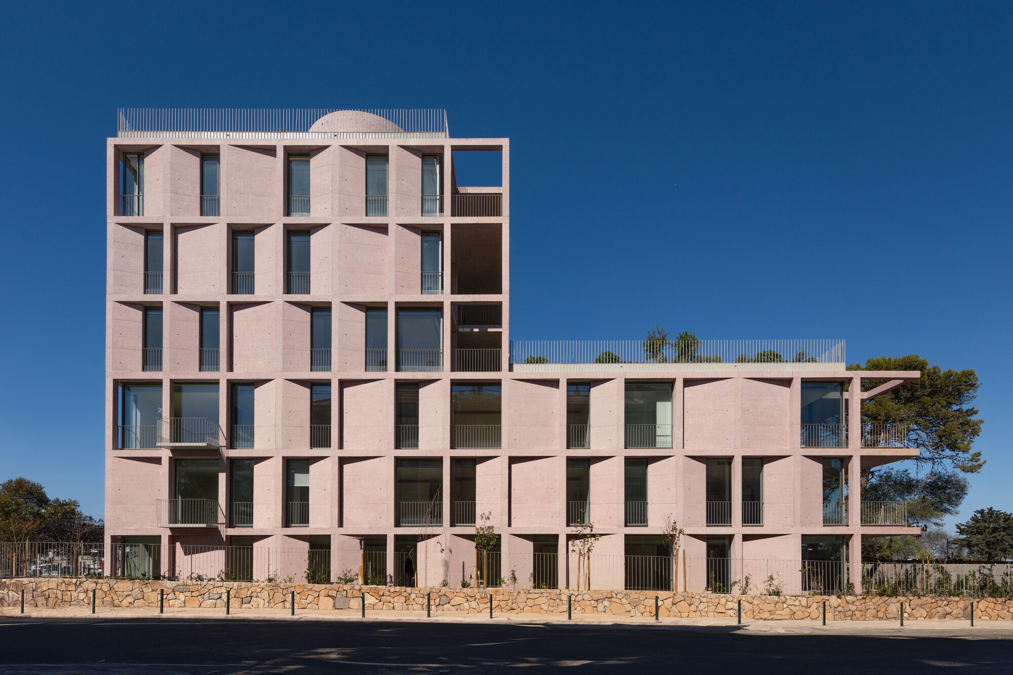 Edifício Residencial em Cascais / Atelier AAVV | ArchDaily Brasil