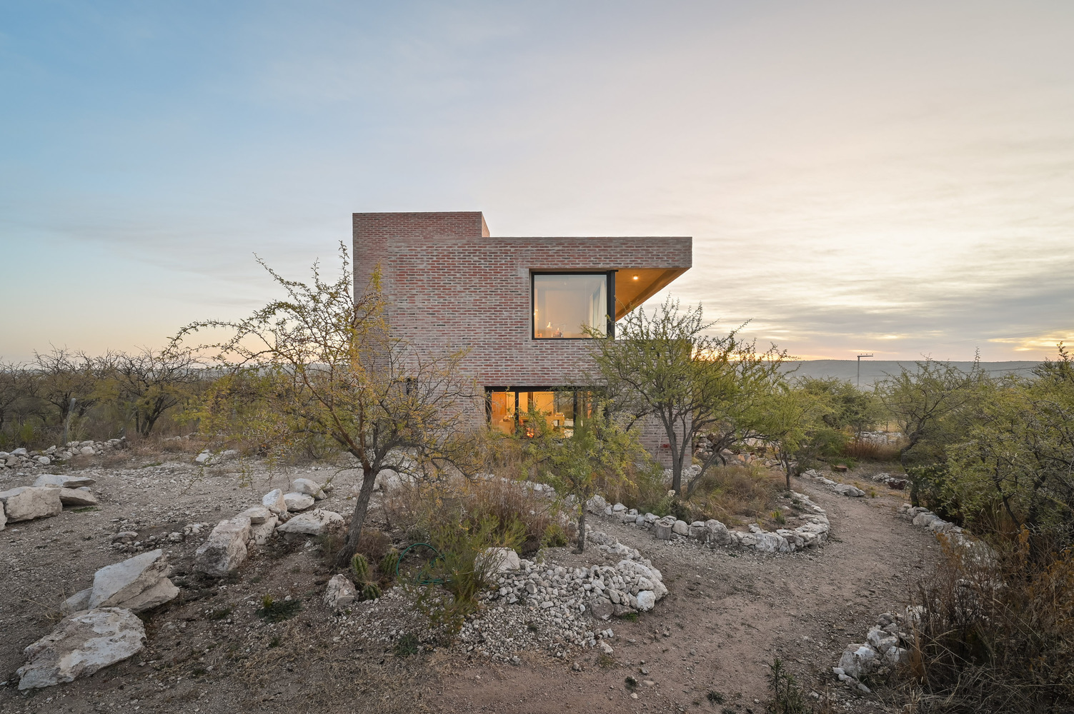 Gallery of Living and Creating: 12 Homes with Art Studios in Latin ...