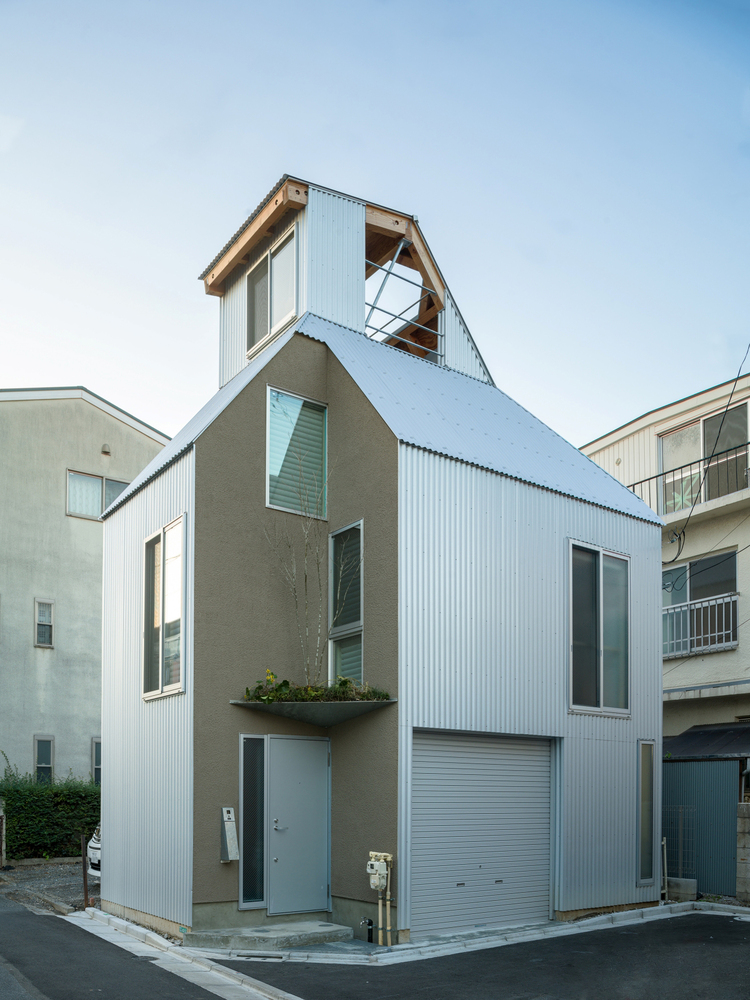 Gallery of Small House on a Corner Lot / KOMINORU Design - 1