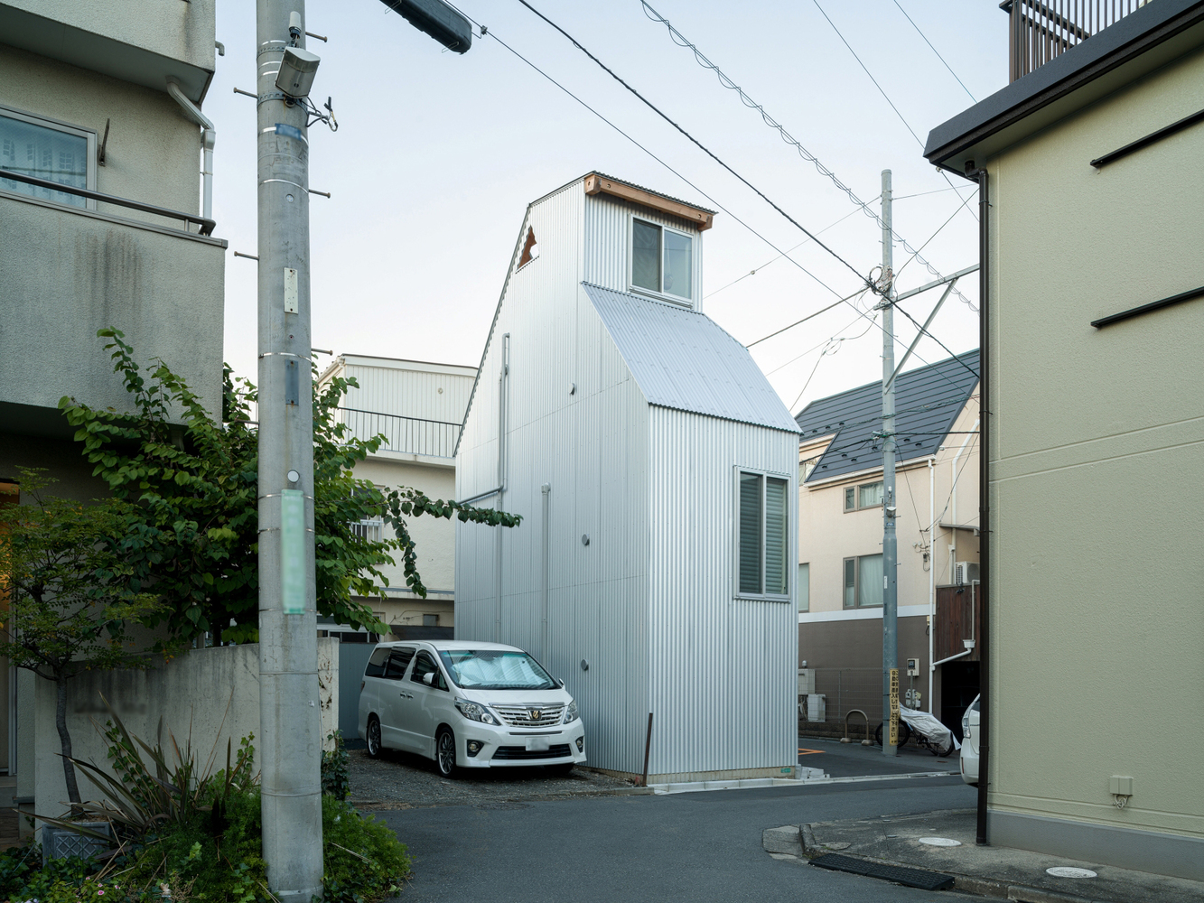 Gallery of Small House on a Corner Lot / KOMINORU Design - 1