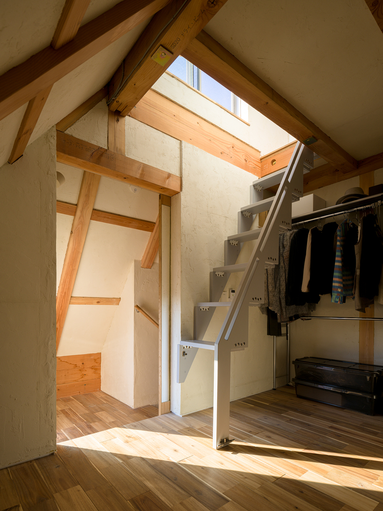 Gallery of Small House on a Corner Lot / KOMINORU Design - 12