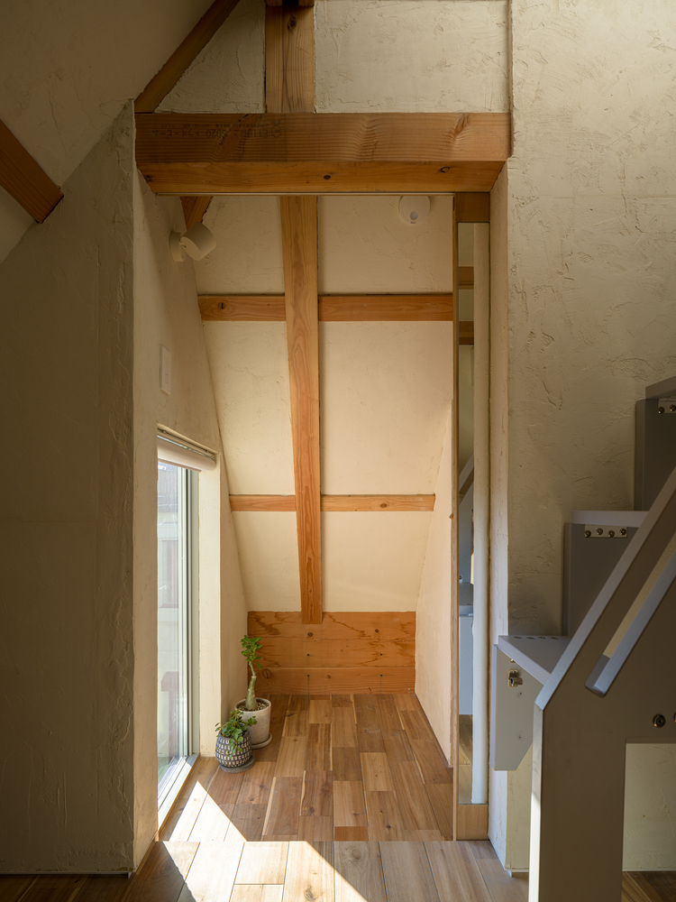 Gallery of Small House on a Corner Lot / KOMINORU Design - 13