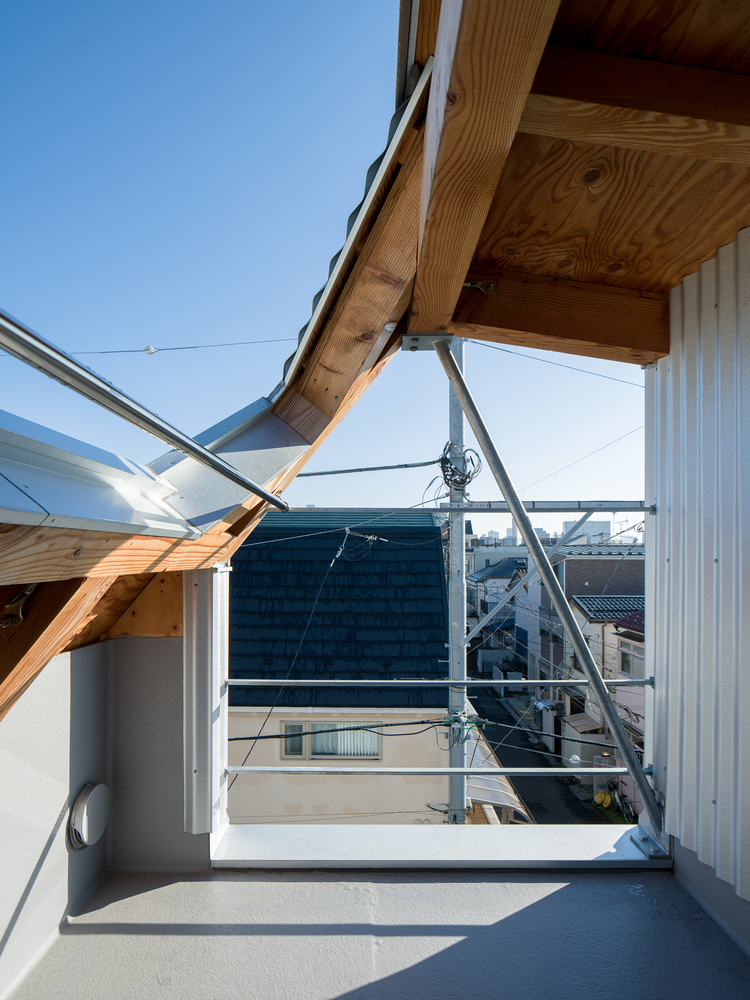 Gallery of Small House on a Corner Lot / KOMINORU Design - 13