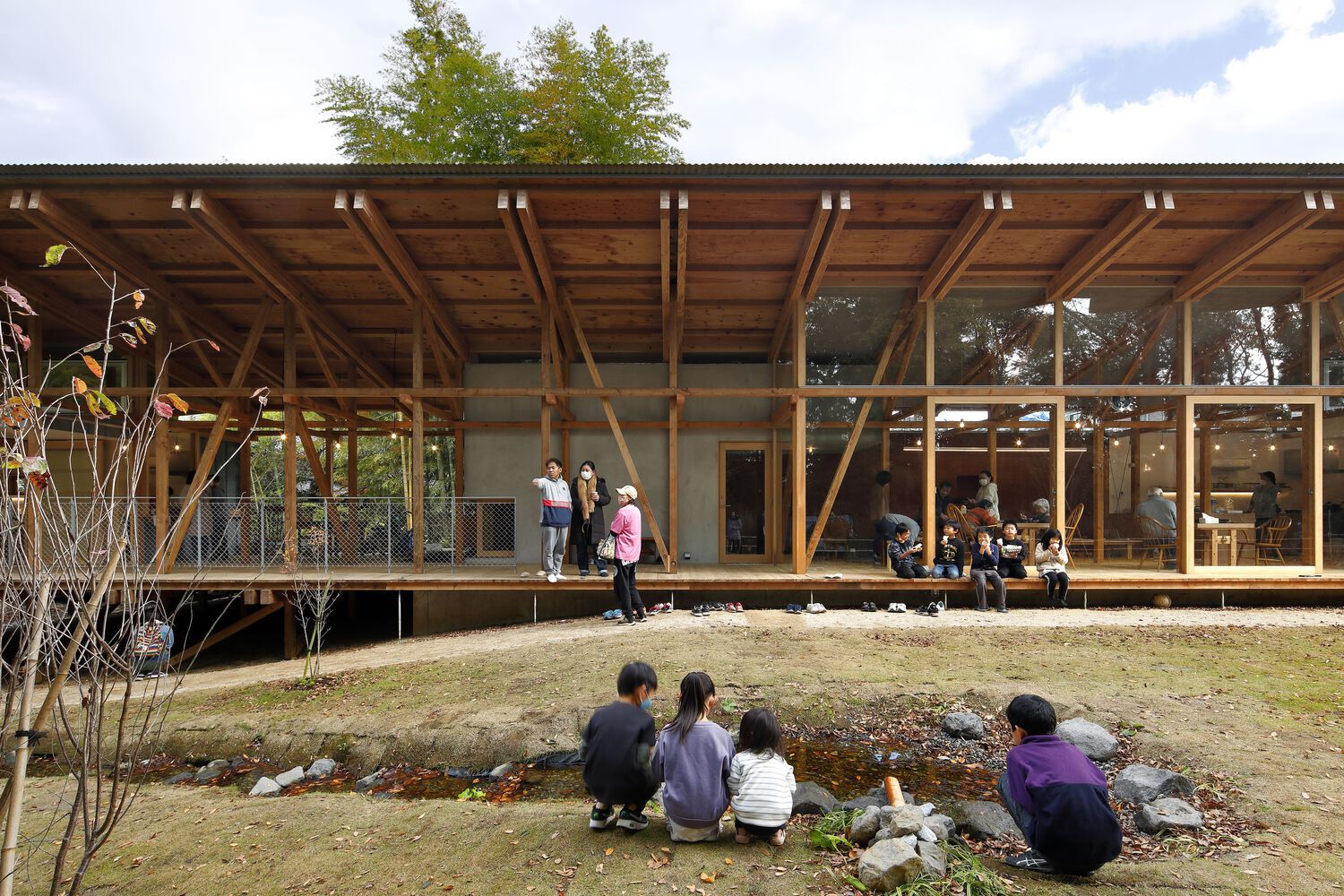 Galería de Cómo la arquitectura facilita la interacción social en el ...