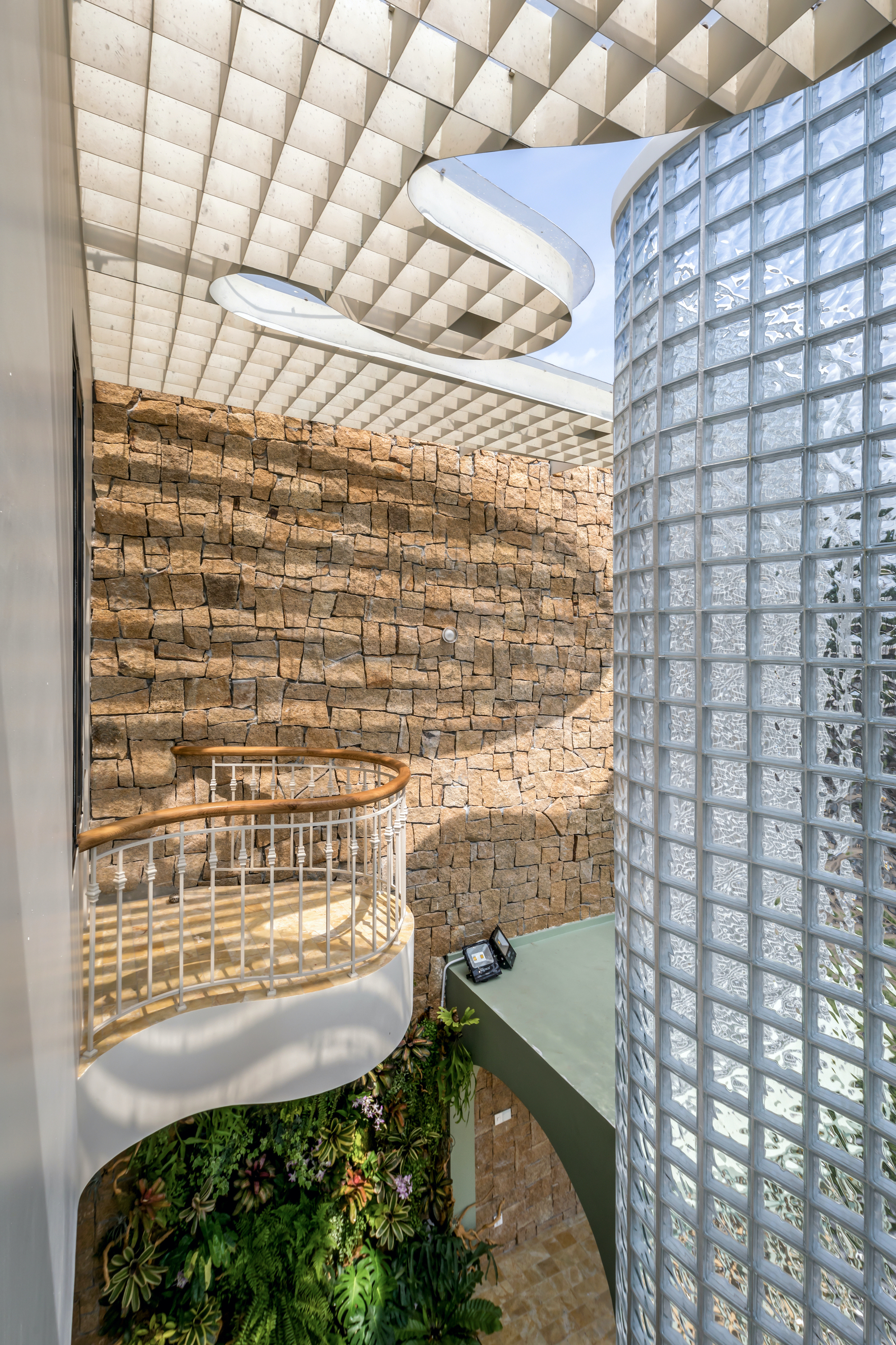 Gallery of Crystal Pavilion House / DA VÀNG studio - 5