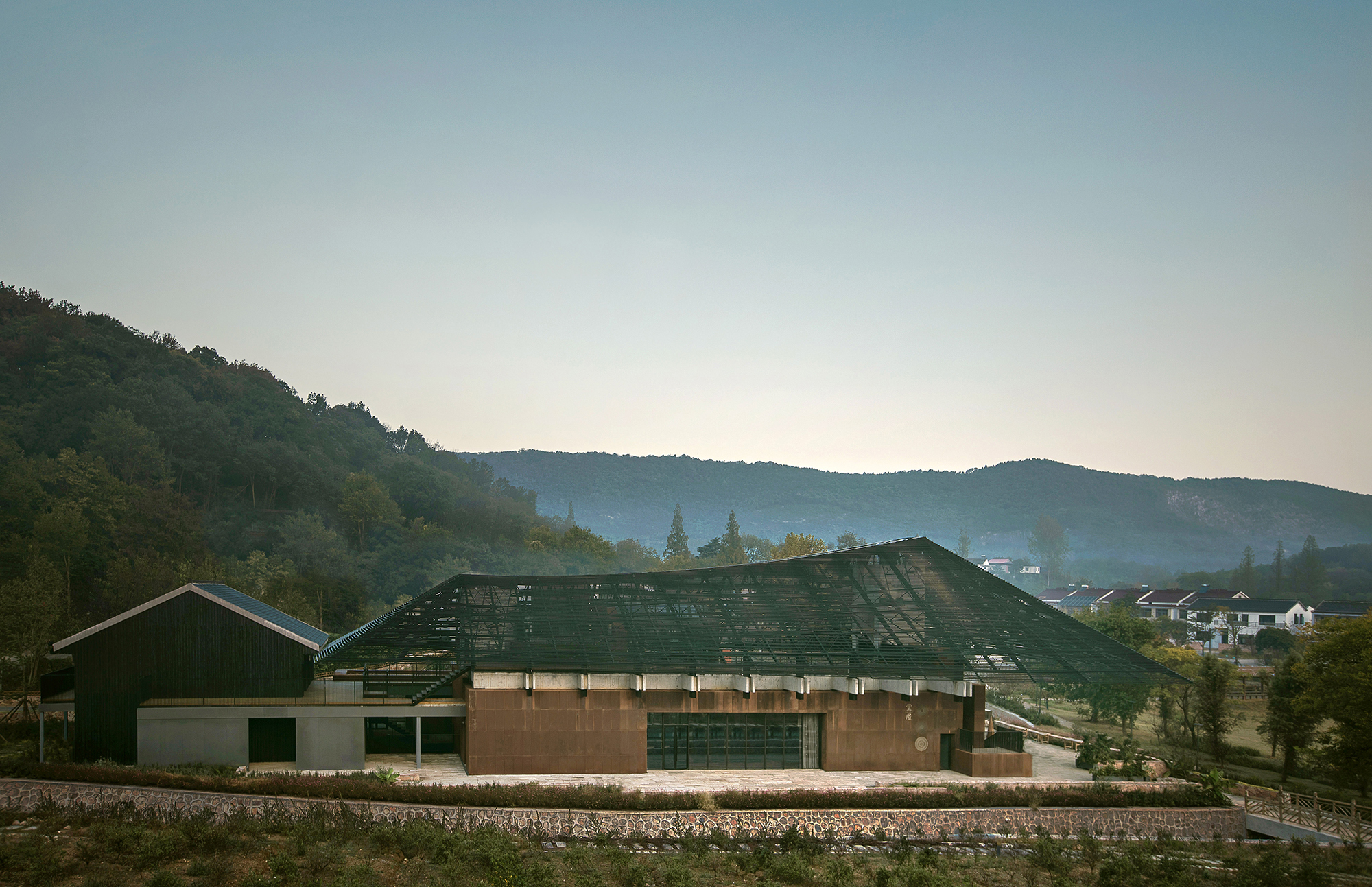 Galería de Village Hall / Interior Architecture Studio + Studio Hu ...