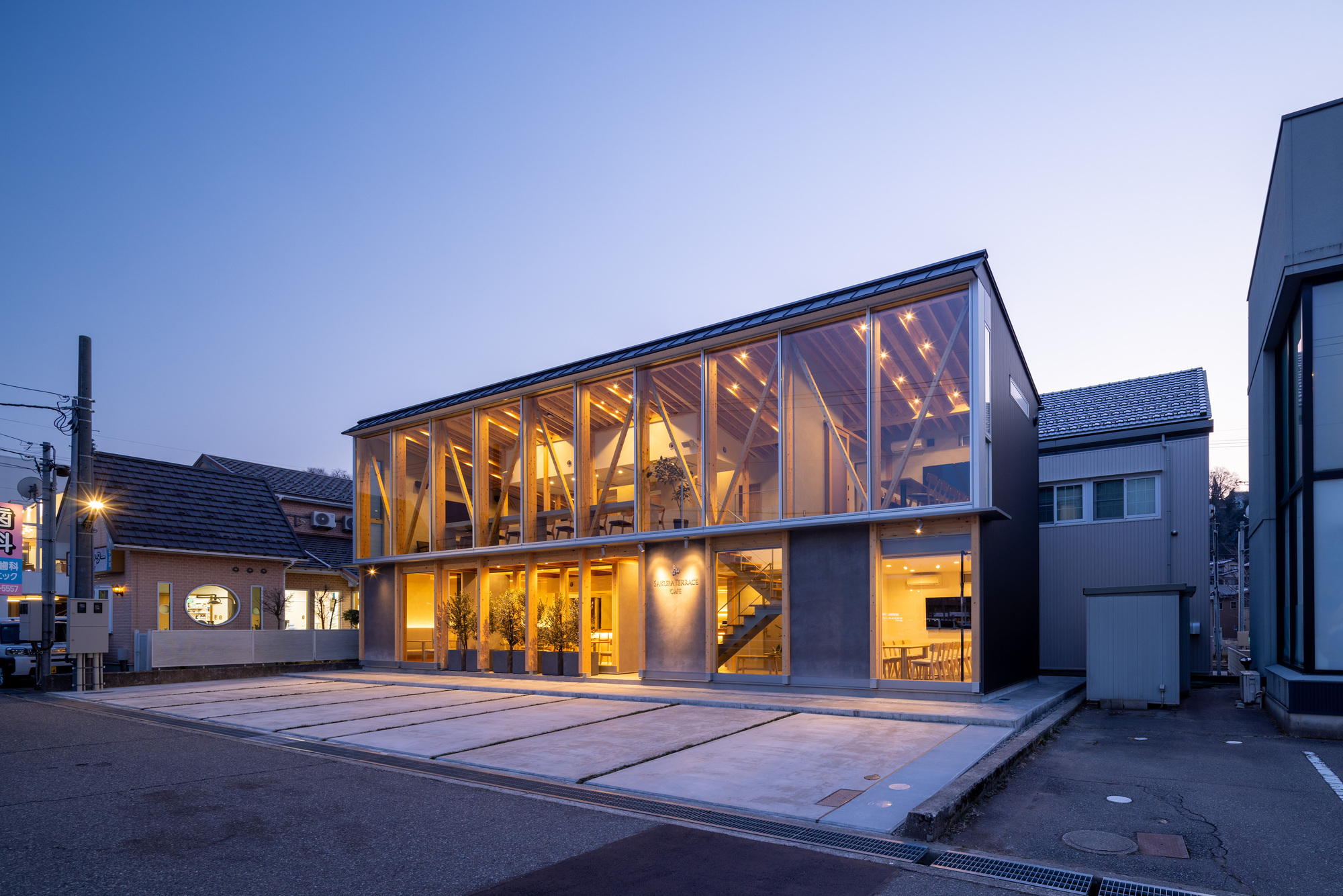 Gallery of Café with a Large Tree in the Middle of Town / Kazuto Nishi ...