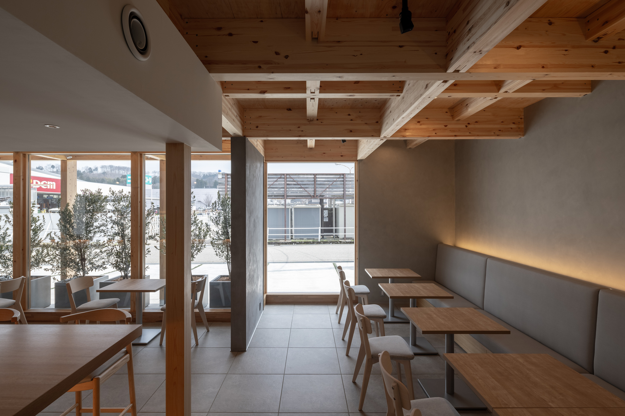 Gallery of Café with a Large Tree in the Middle of Town / Kazuto Nishi ...
