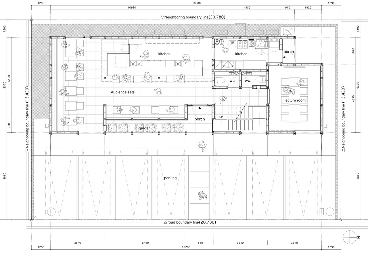 Galeria de Café sob uma Grande Árvore no Coração da Cidade / toit ...