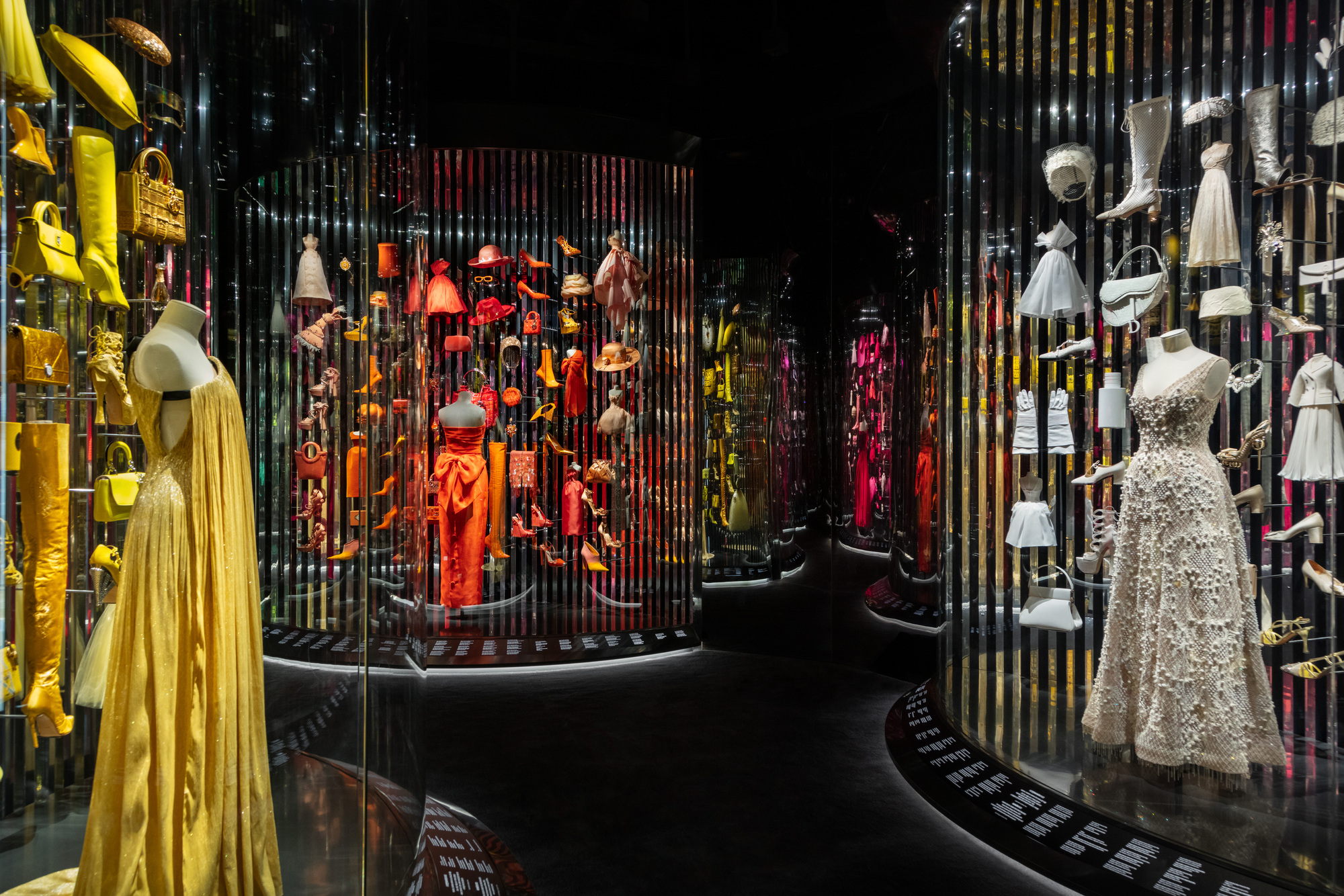 Gallery of "Christian Dior: Designer of Dreams" Opens in Seoul with Exhibition Design by OMA - 14