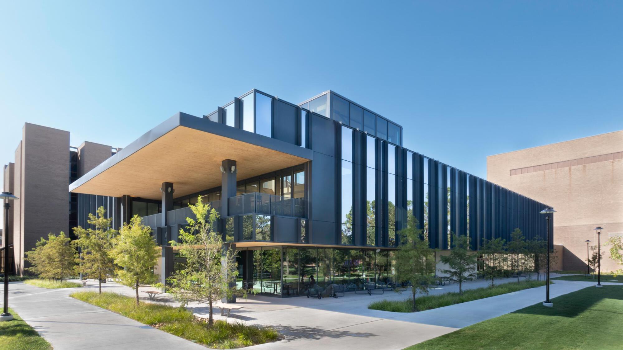 Gallery of Retail, Auxiliary, and Dining (RAD) Center at the University of Houston / Perkins ...