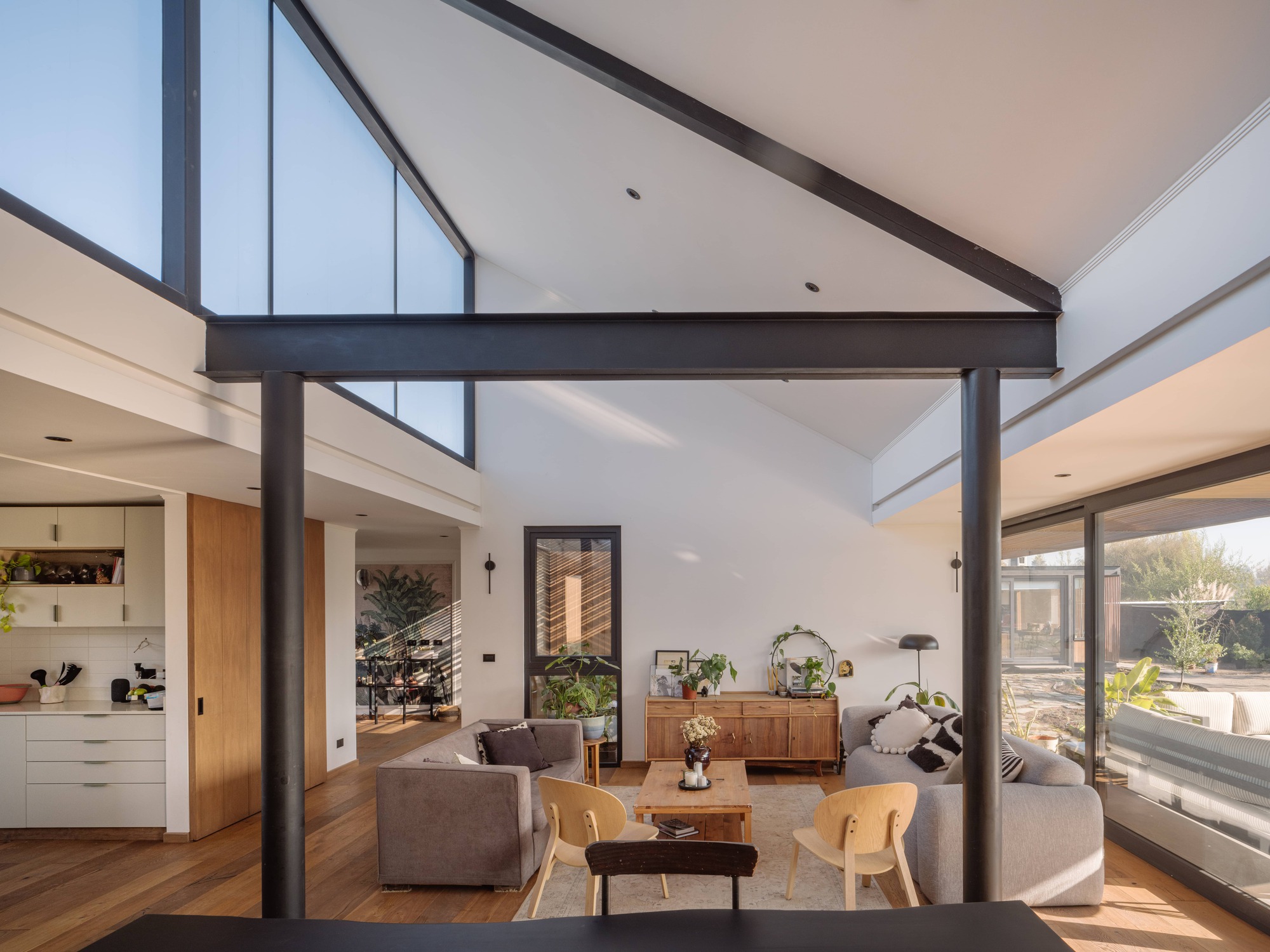 Gallery of House with Lucarna / Paralelo Transversal - 4