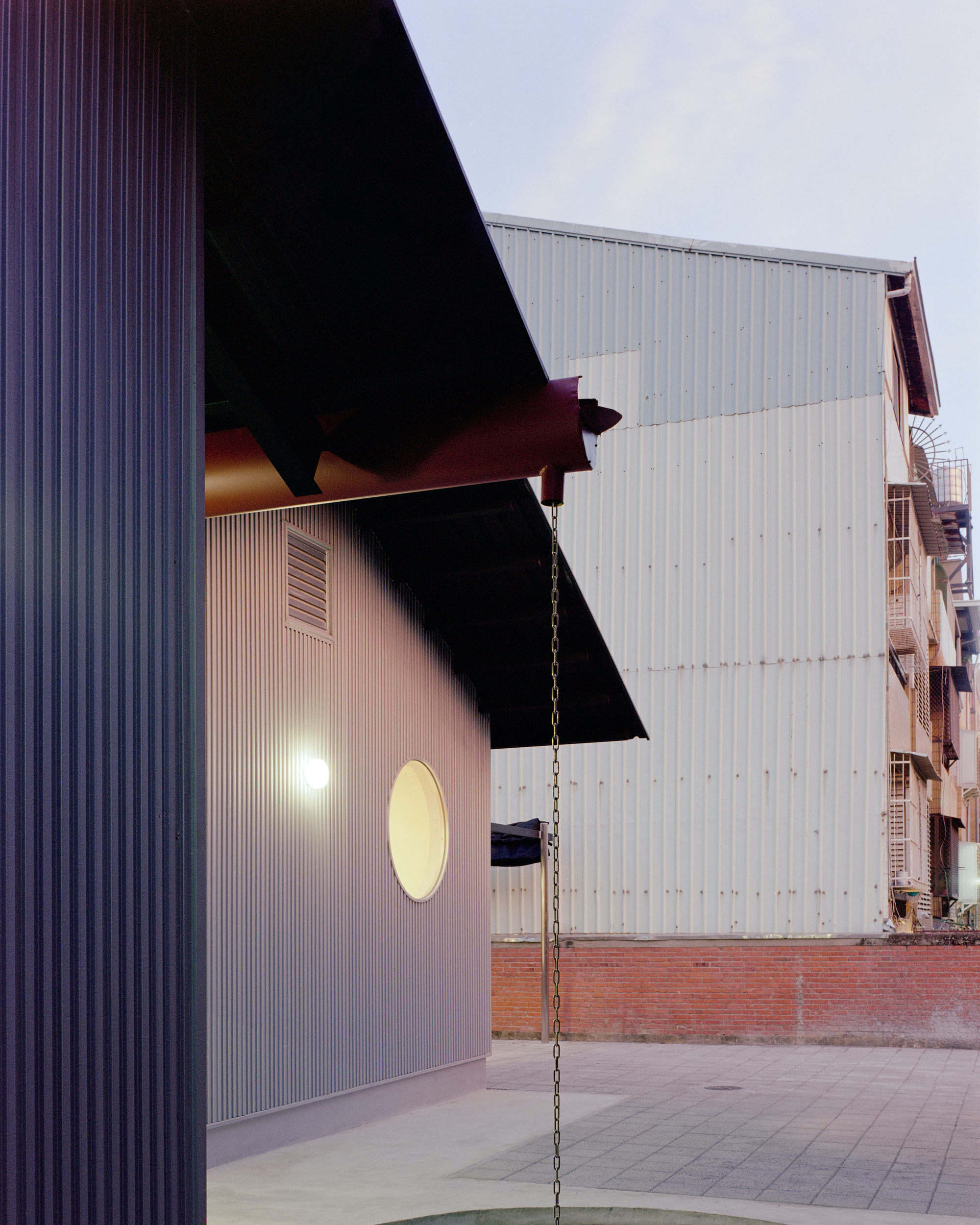 Galeria de Casa de Telhado Duplo / Studio Tngtetshiu - 25