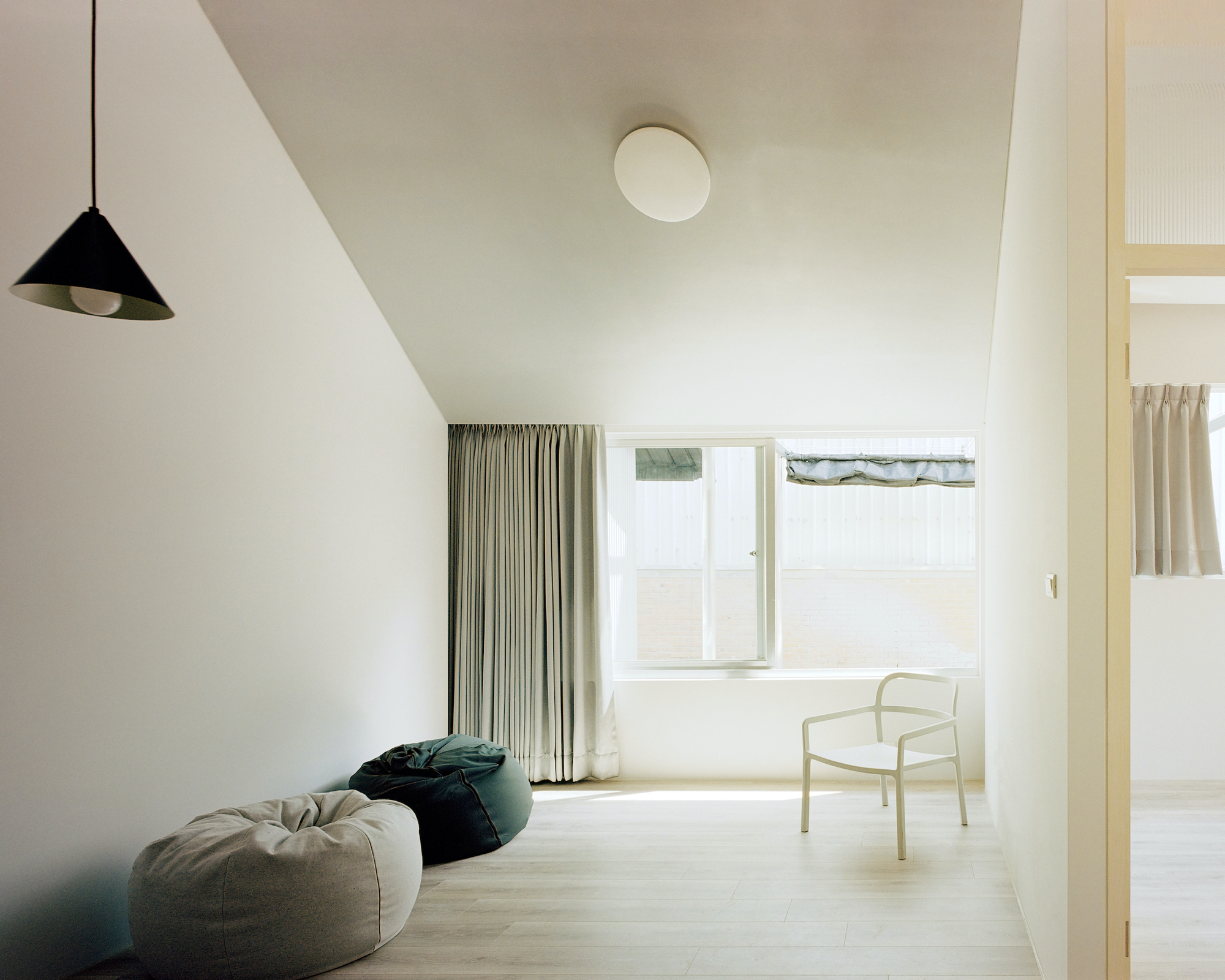 Galeria de Casa de Telhado Duplo / Studio Tngtetshiu - 16