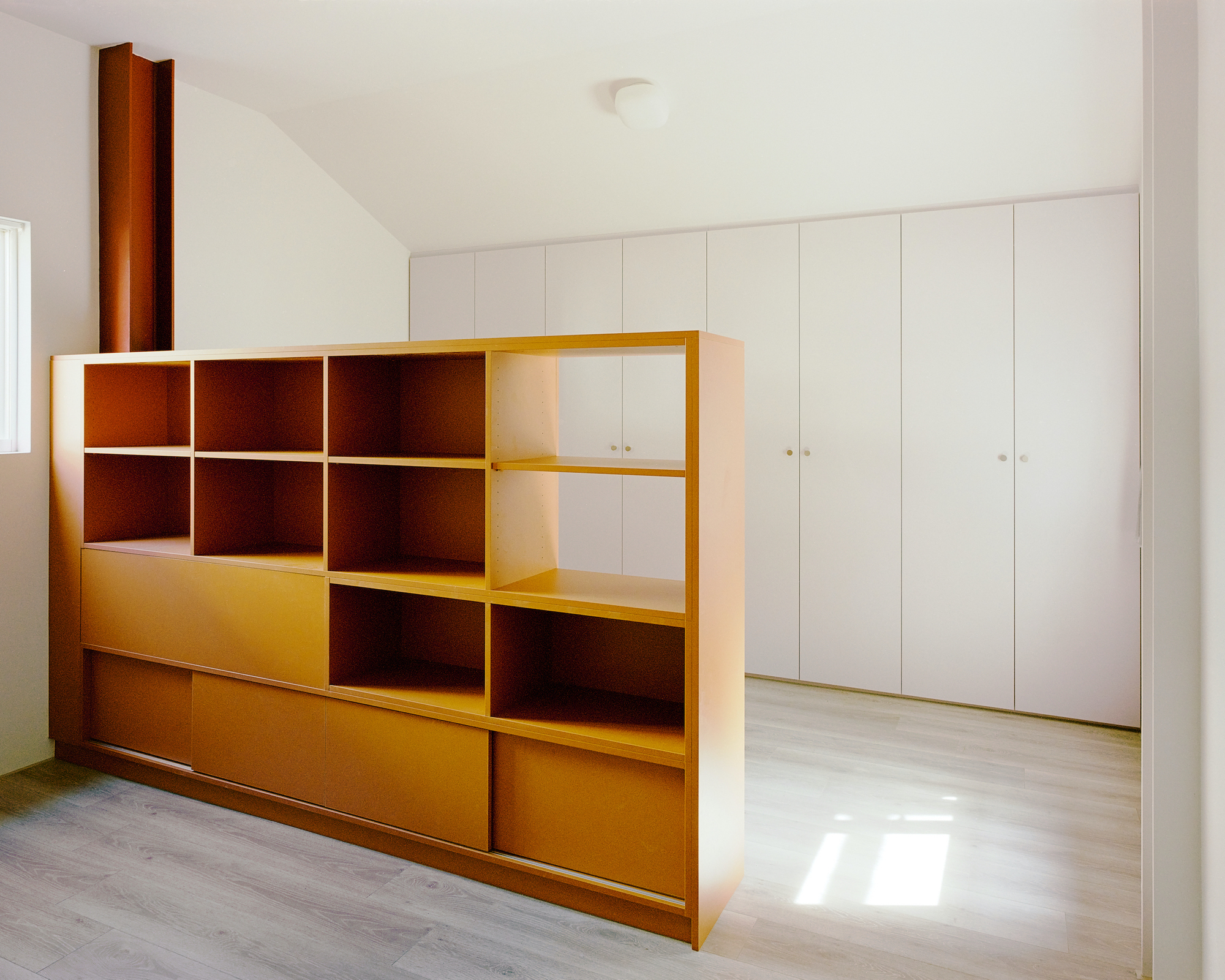 Galeria de Casa de Telhado Duplo / Studio Tngtetshiu - 18