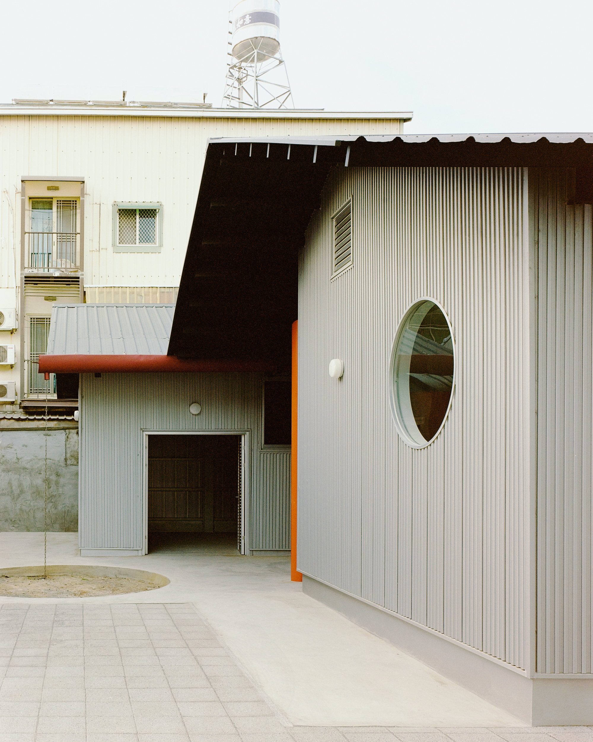 Galeria de Casa de Telhado Duplo / Studio Tngtetshiu - 8