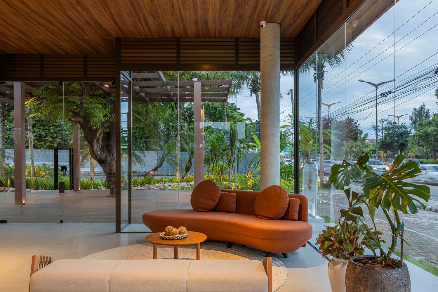 Galería de Descubriendo interiores de showrooms: el arte de exhibir materiales, muebles y ...