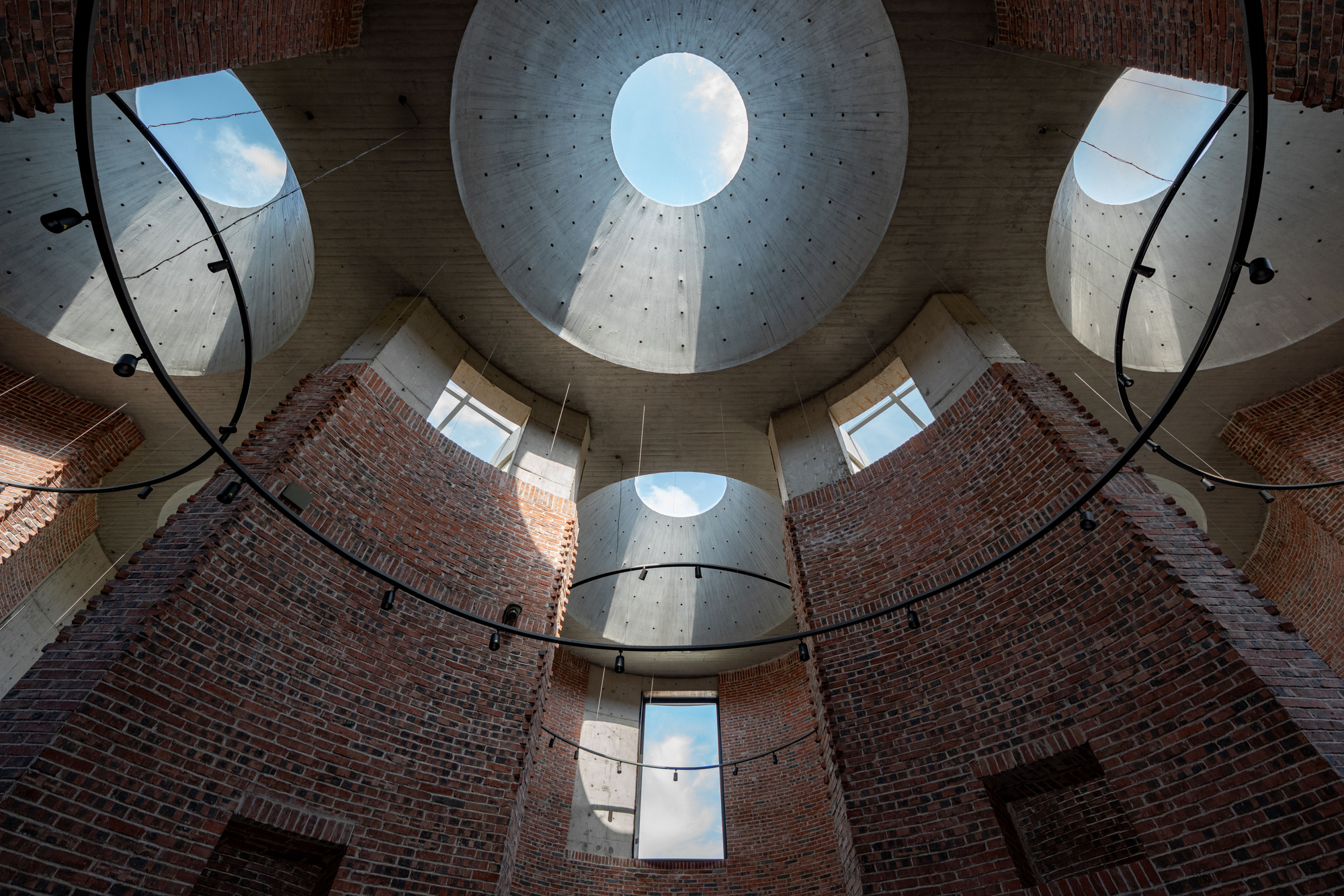 Galería de Espacio Straw Stack en Houhu parque de artes / WCY Regional ...